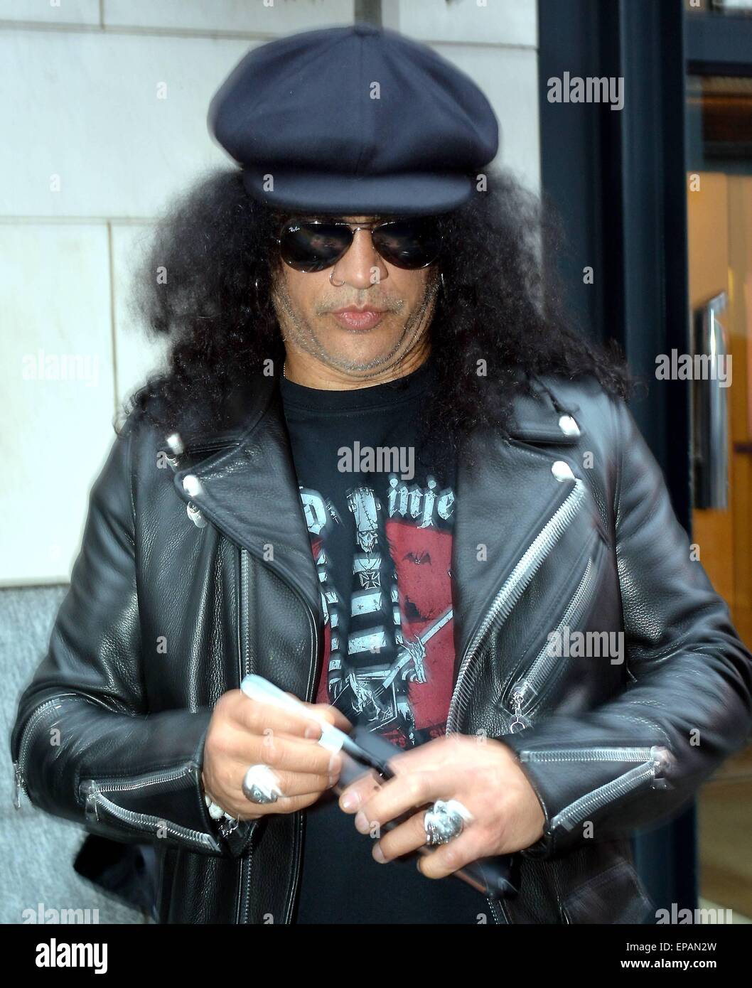 Slash mit Myles Kennedy und The Conspirators treffen fans außerhalb der ...