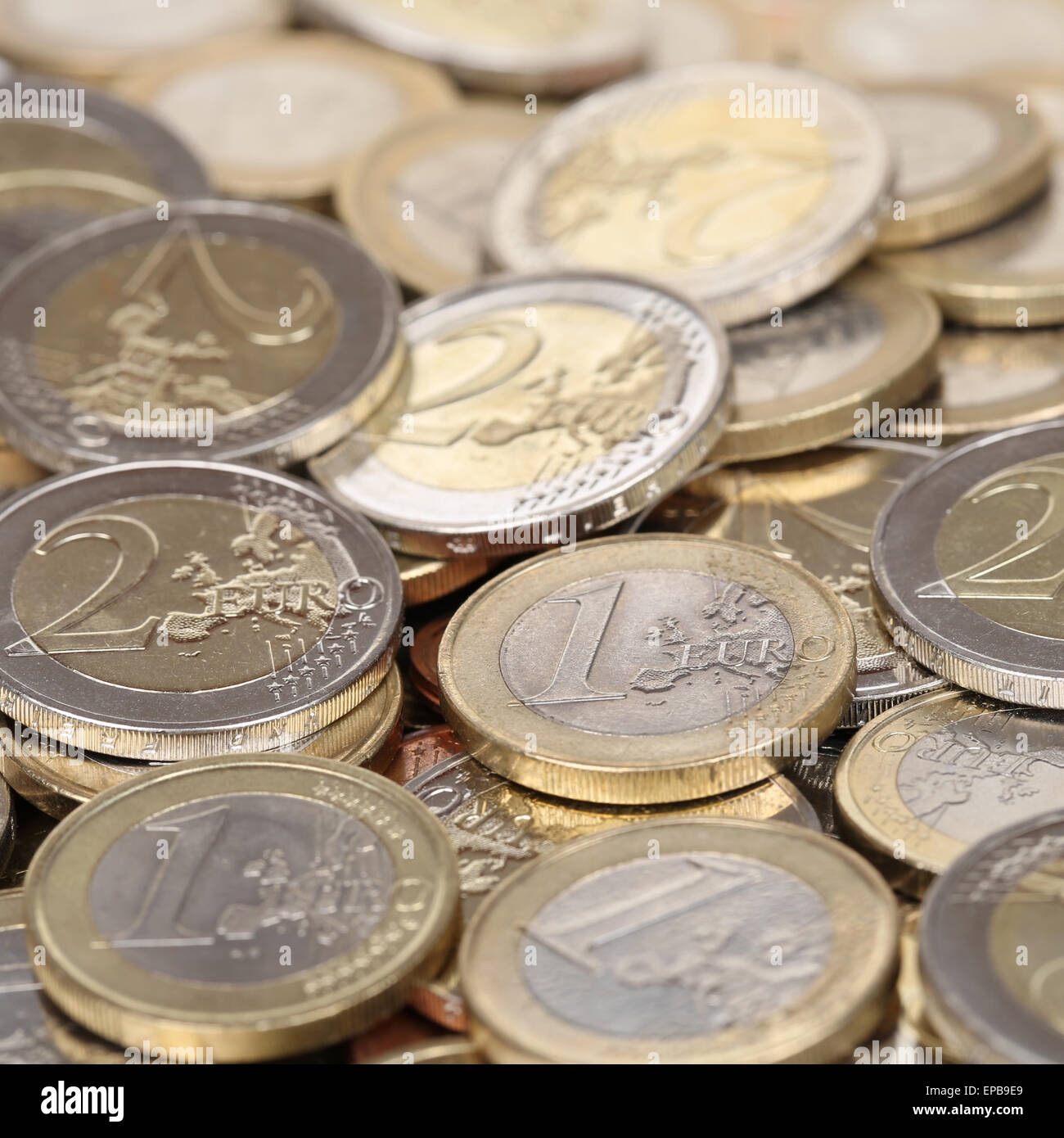 Stapel Mit Ein Und Zwei-Euro-Münzen Stockfotografie - Alamy
