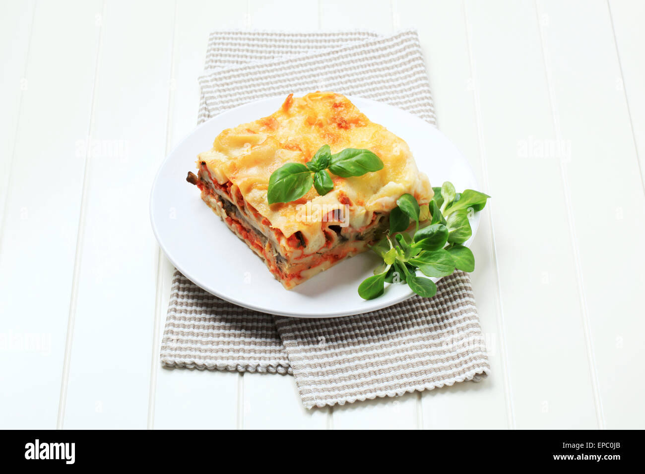 Portion Lasagne auf dem Teller Stockfotografie - Alamy
