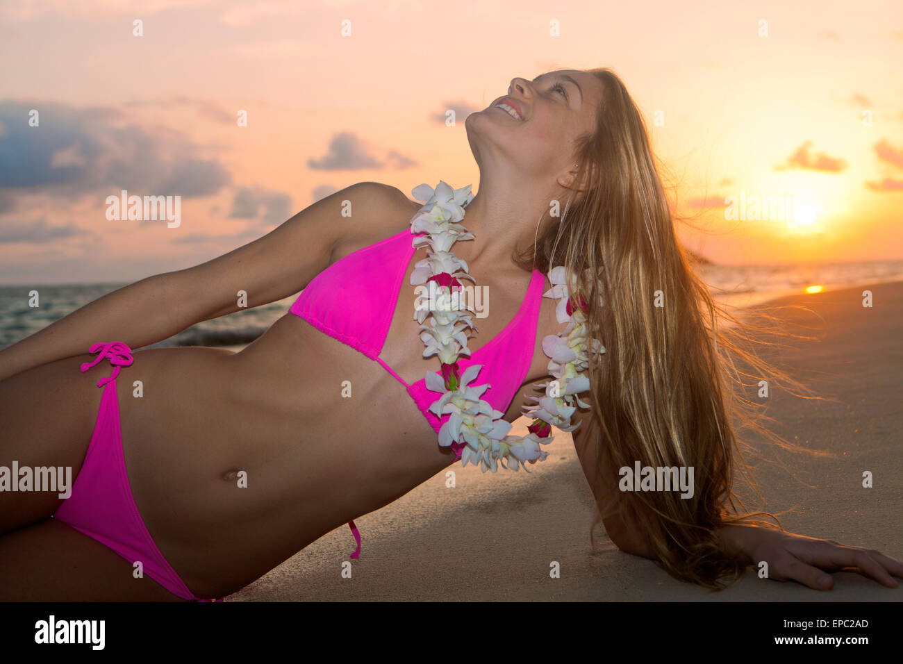 Schöne Blondine Im Bikini Am Strand Von Hawaii Stockfotografie Alamy