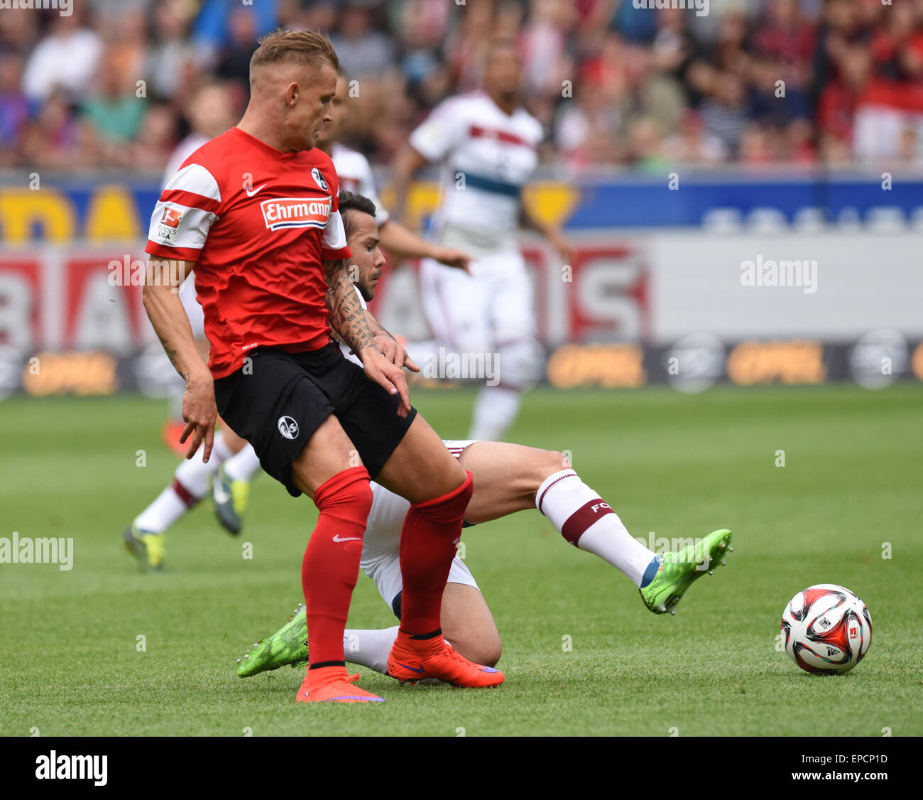 Freiburg, Deutschland. 16. Mai 2015. Freiburger Jonathan Schmid (l) und ...