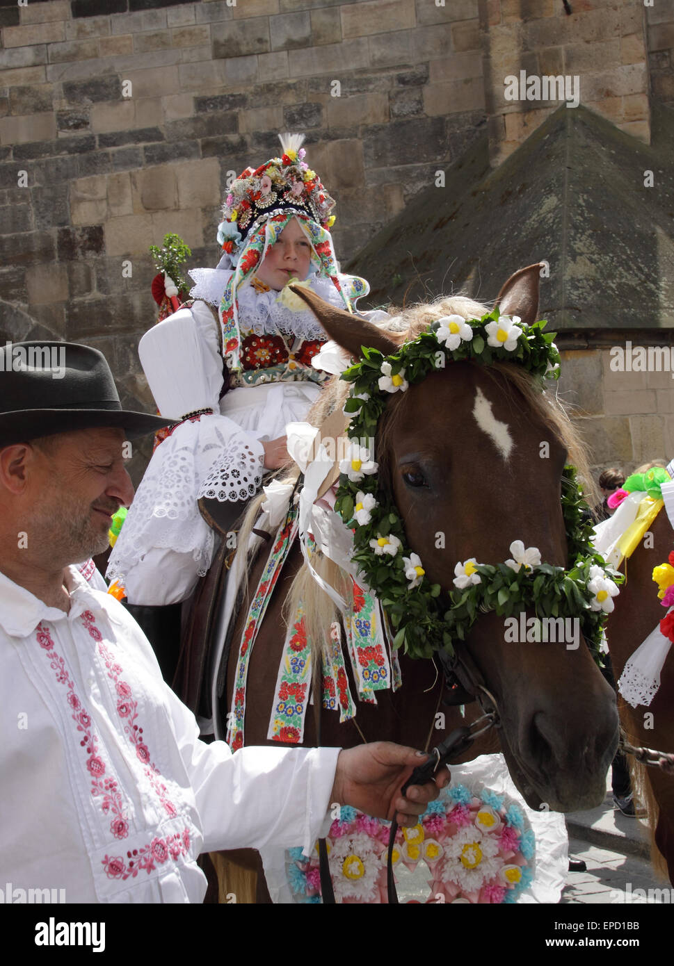 Junge frau in tracht auf pferd -Fotos und -Bildmaterial in hoher ...