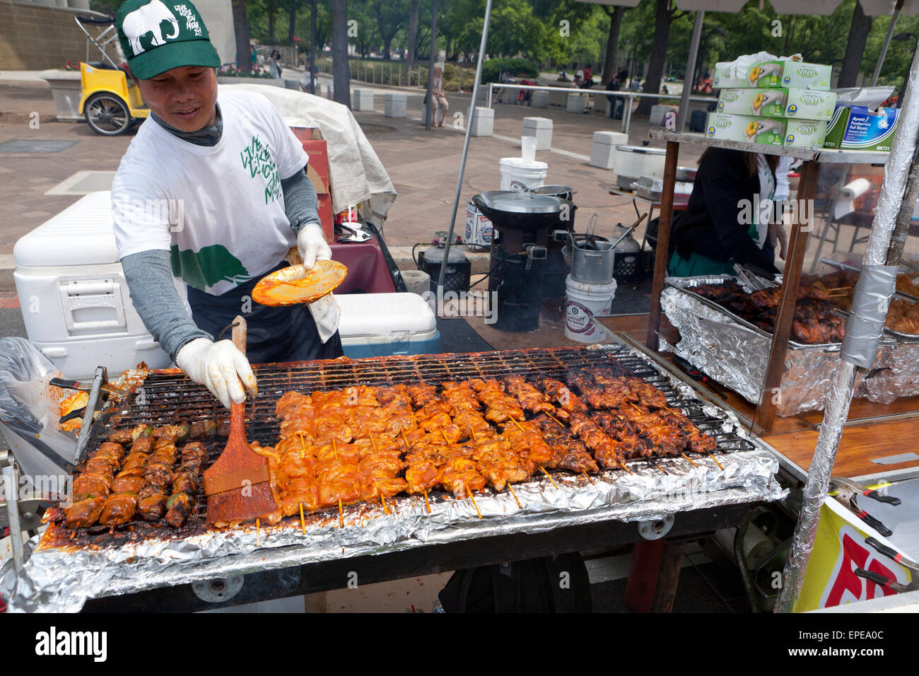 Mann, Grillen, Grill-Hähnchen-Spieße - USA Stockfotografie - Alamy