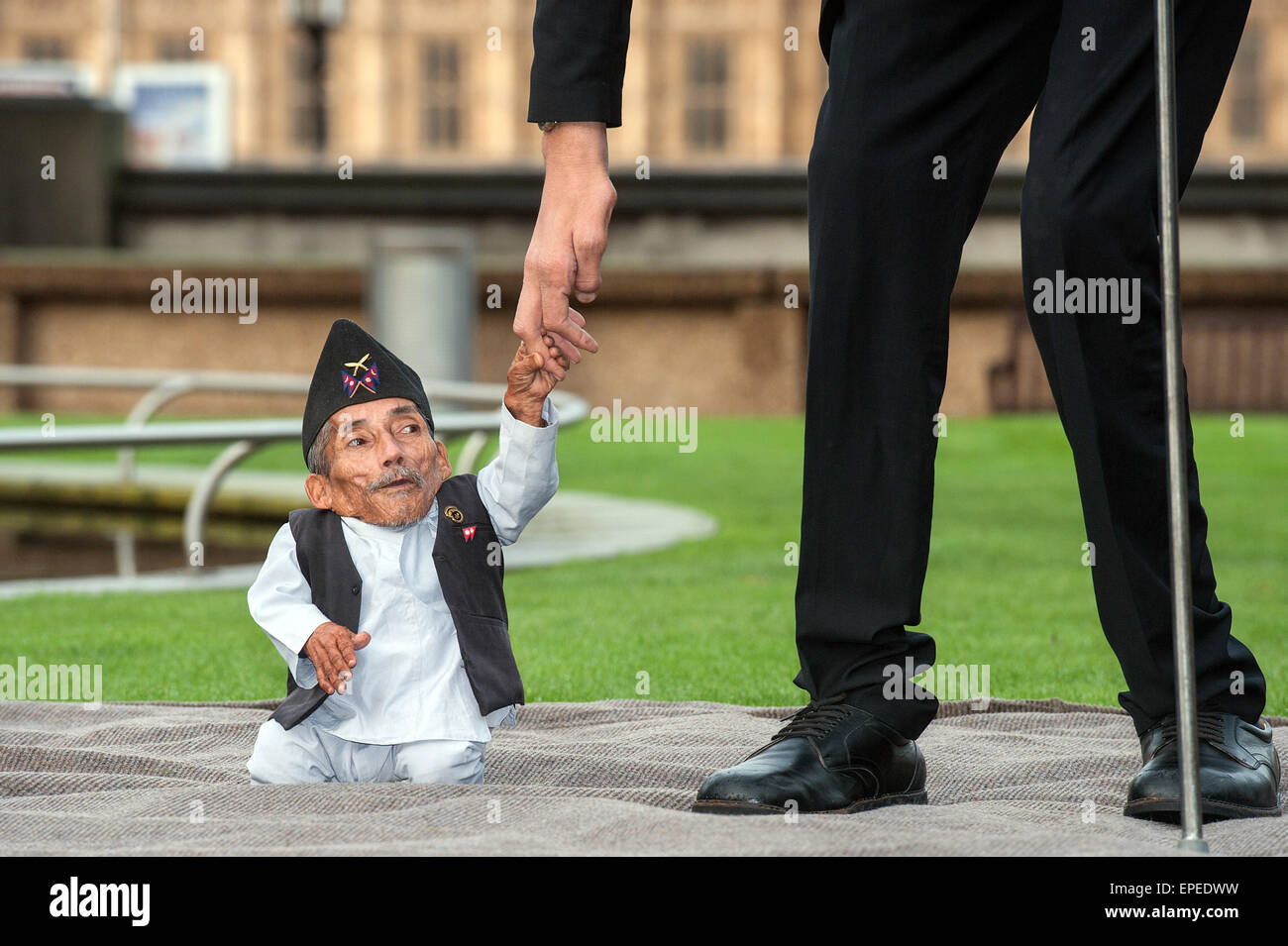 Chandra Bahadur Dandi, die kürzeste Mann überhaupt, und Sultan Kosen ...
