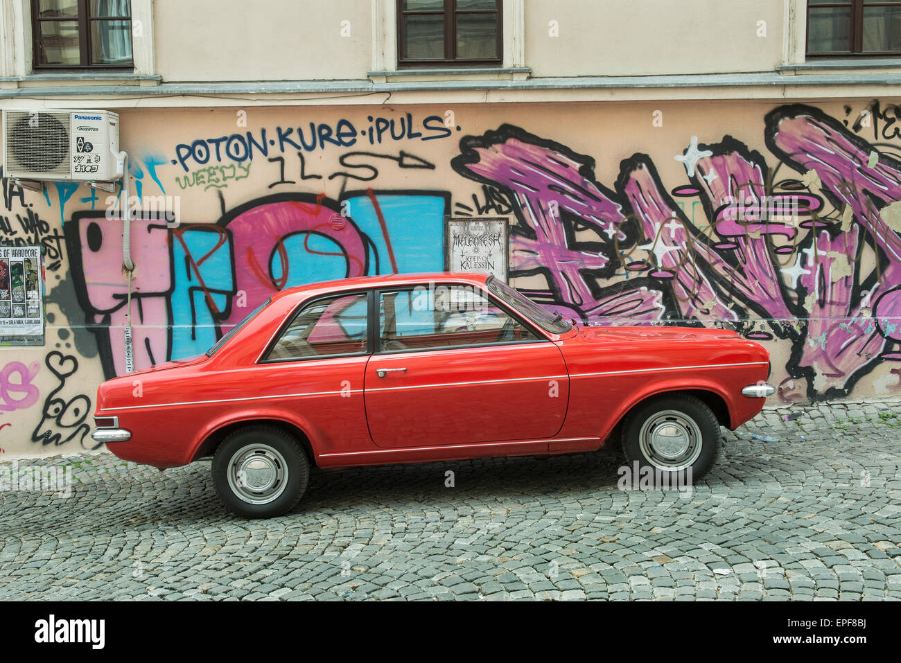 Auto rot -Fotos und -Bildmaterial in hoher Auflösung – Alamy