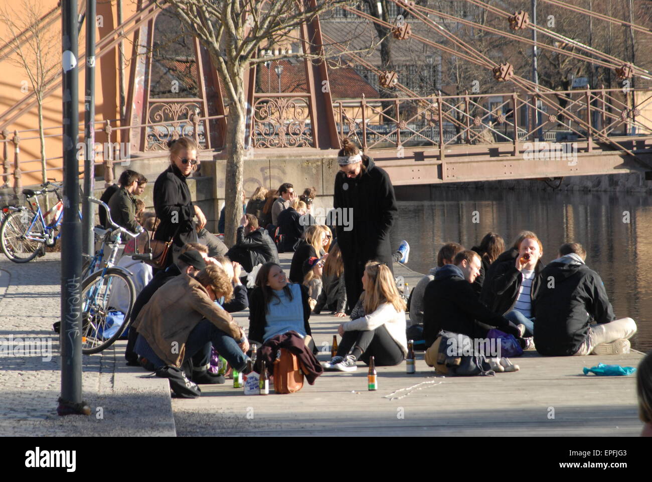 Studenten im freien entspannen -Fotos und -Bildmaterial in hoher ...