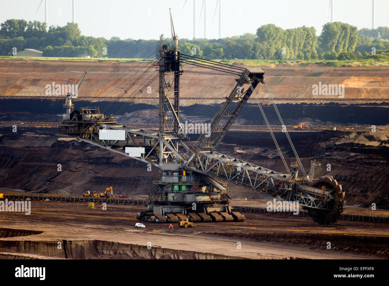 Bergbau mit einem riesigen Schaufelradbagger in einem offenen ...
