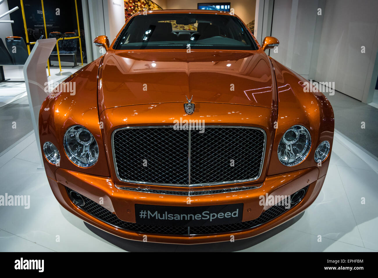 BERLIN - 2. Mai 2015: Showroom. Full-Size-Luxus-Auto Bentley Mulsanne ...