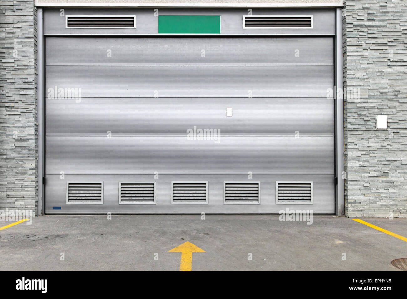 Graue garage -Fotos und -Bildmaterial in hoher Auflösung – Alamy