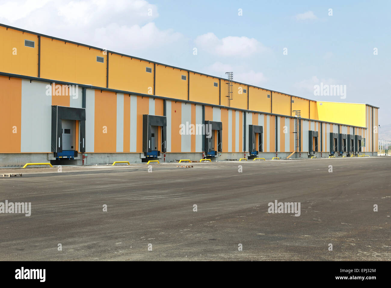 Loading ramp dock doors -Fotos und -Bildmaterial in hoher Auflösung – Alamy