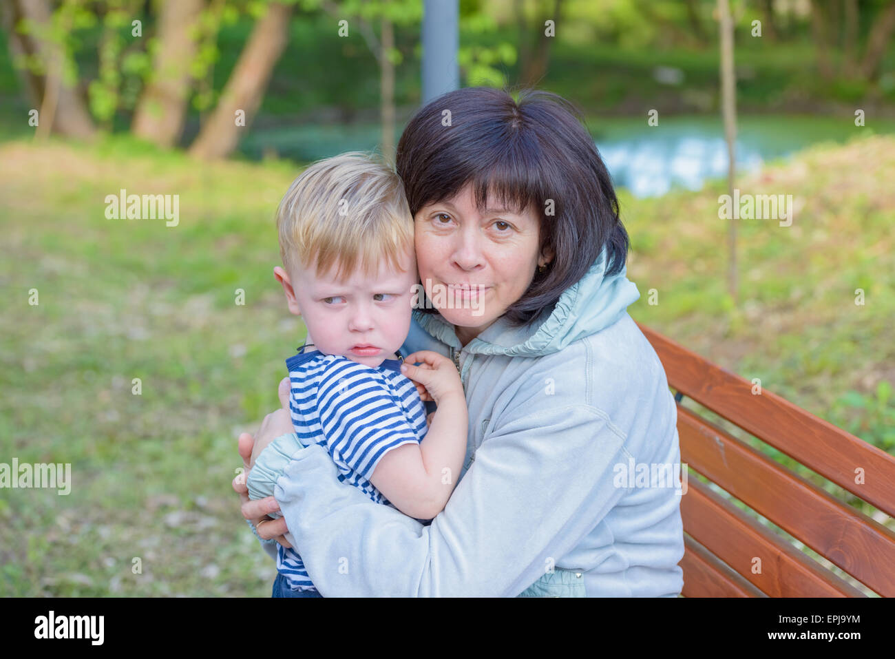 Oma mit ihrem Enkel eine Familie Stockfotografie - Alamy