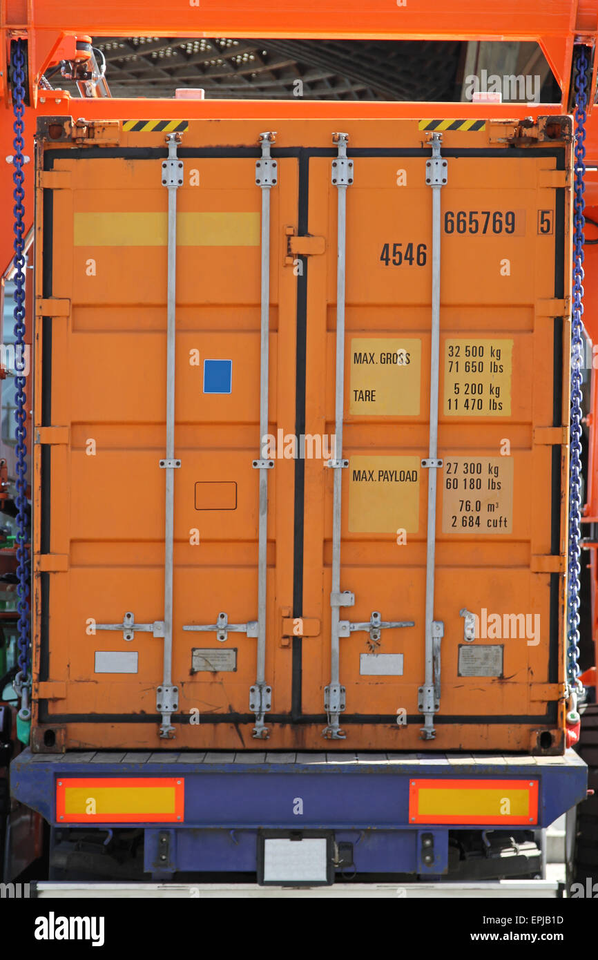 Lastwagen mit container beladen -Fotos und -Bildmaterial in hoher ...