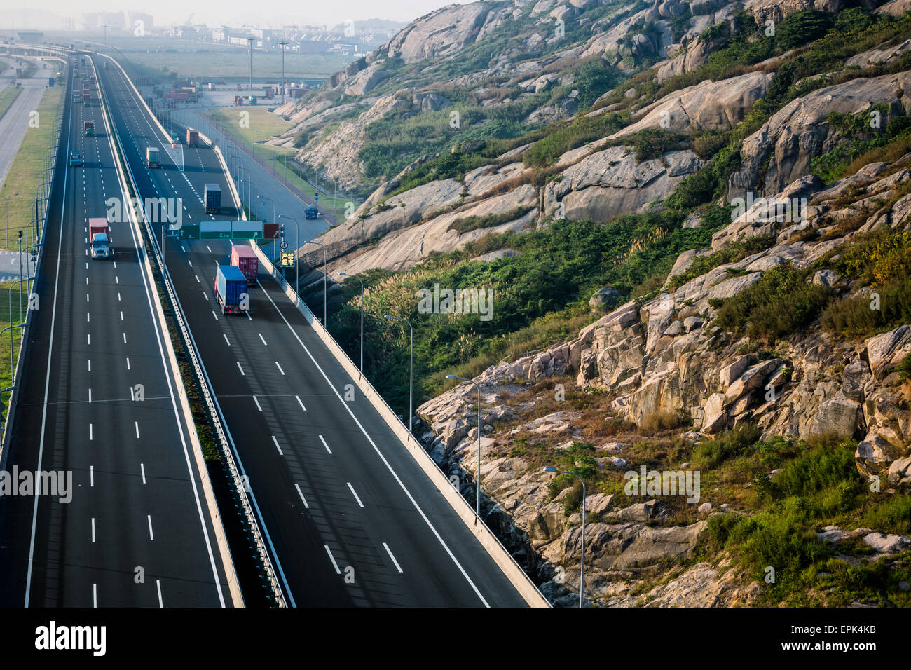 Blaue lkws -Fotos und -Bildmaterial in hoher Auflösung – Alamy