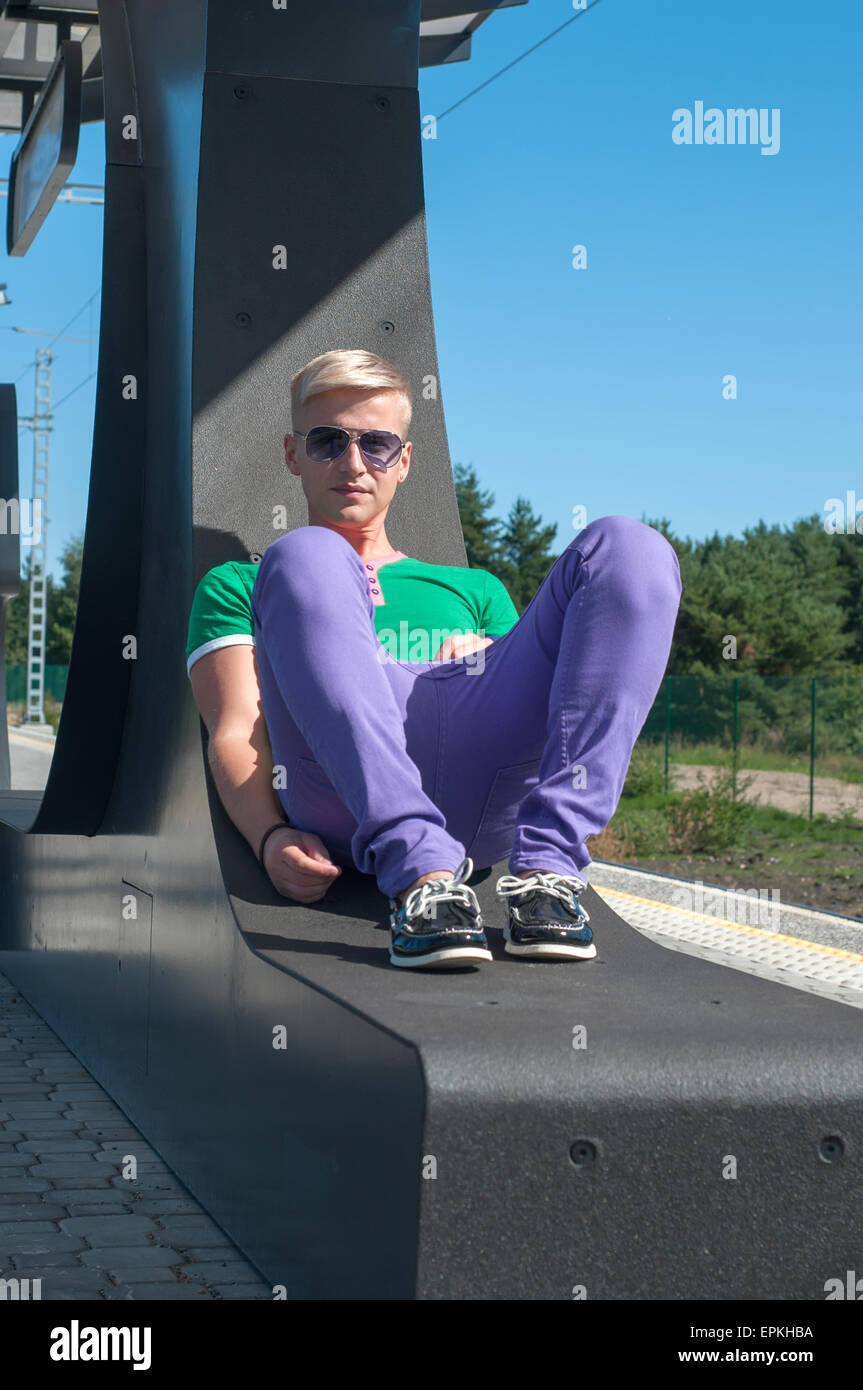 Mann auf dem sitz -Fotos und -Bildmaterial in hoher Auflösung – Alamy