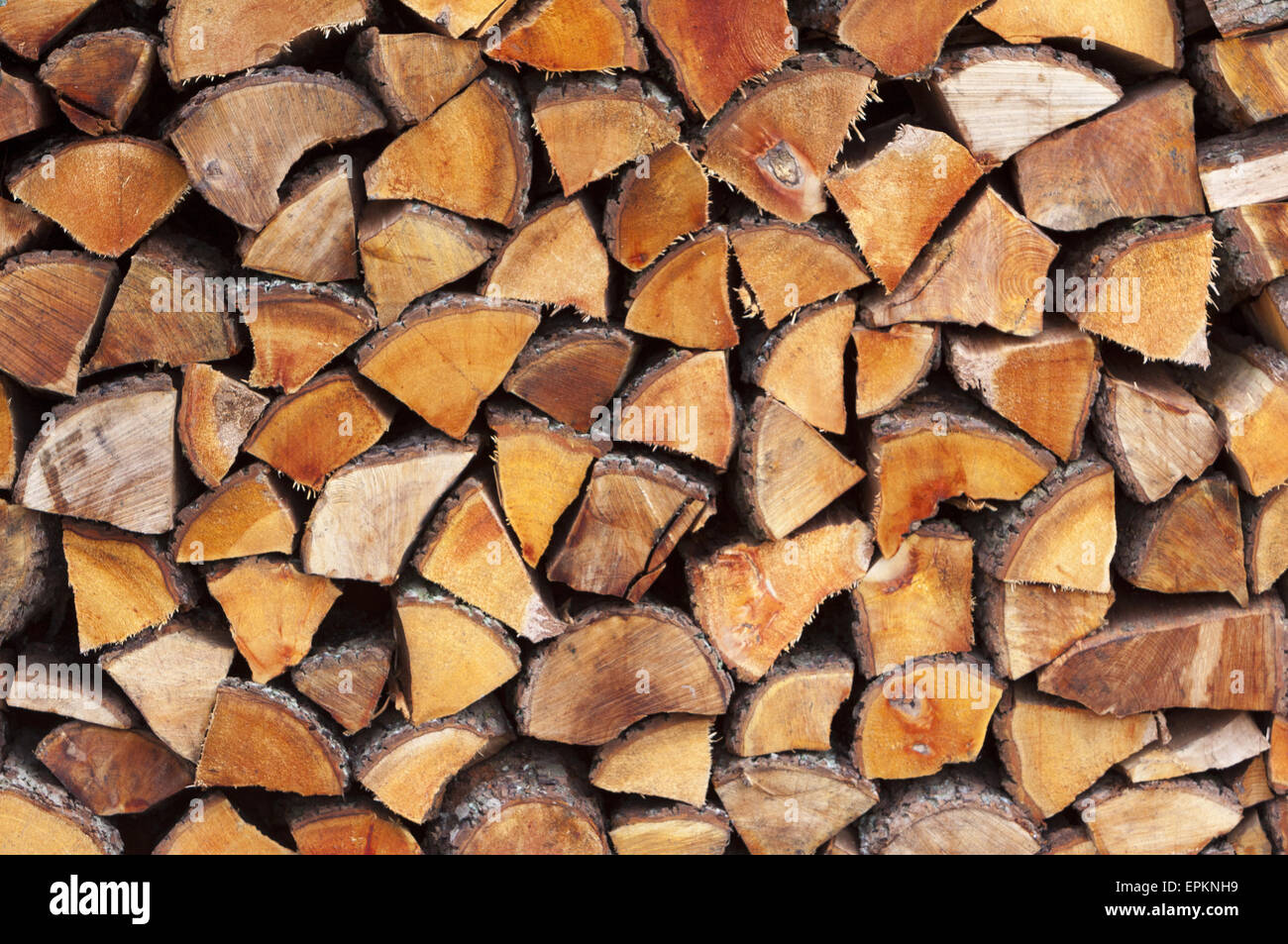 Brennholz holzscheit -Fotos und -Bildmaterial in hoher Auflösung – Alamy