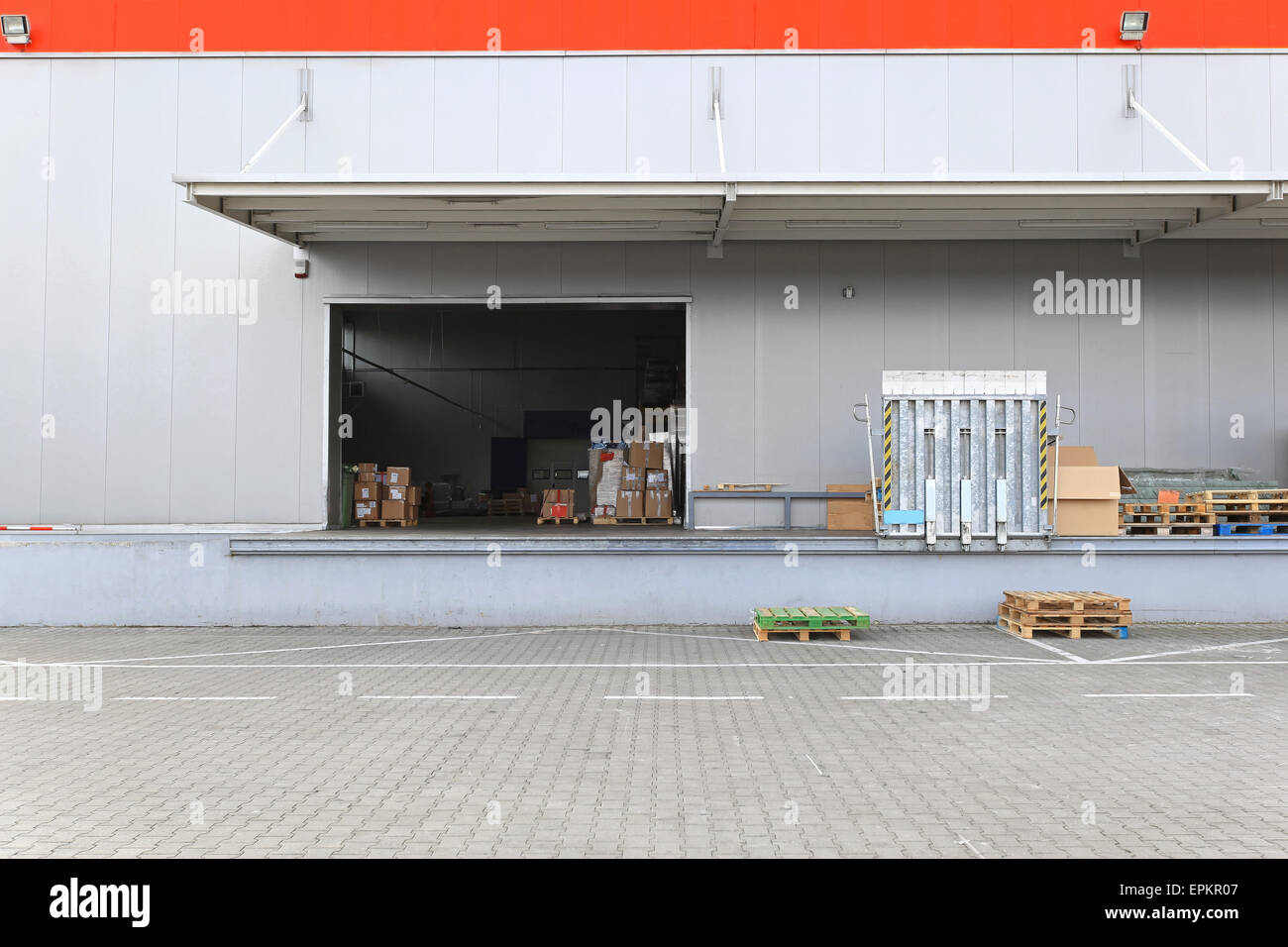 Warehouse exterior loading dock -Fotos und -Bildmaterial in hoher ...