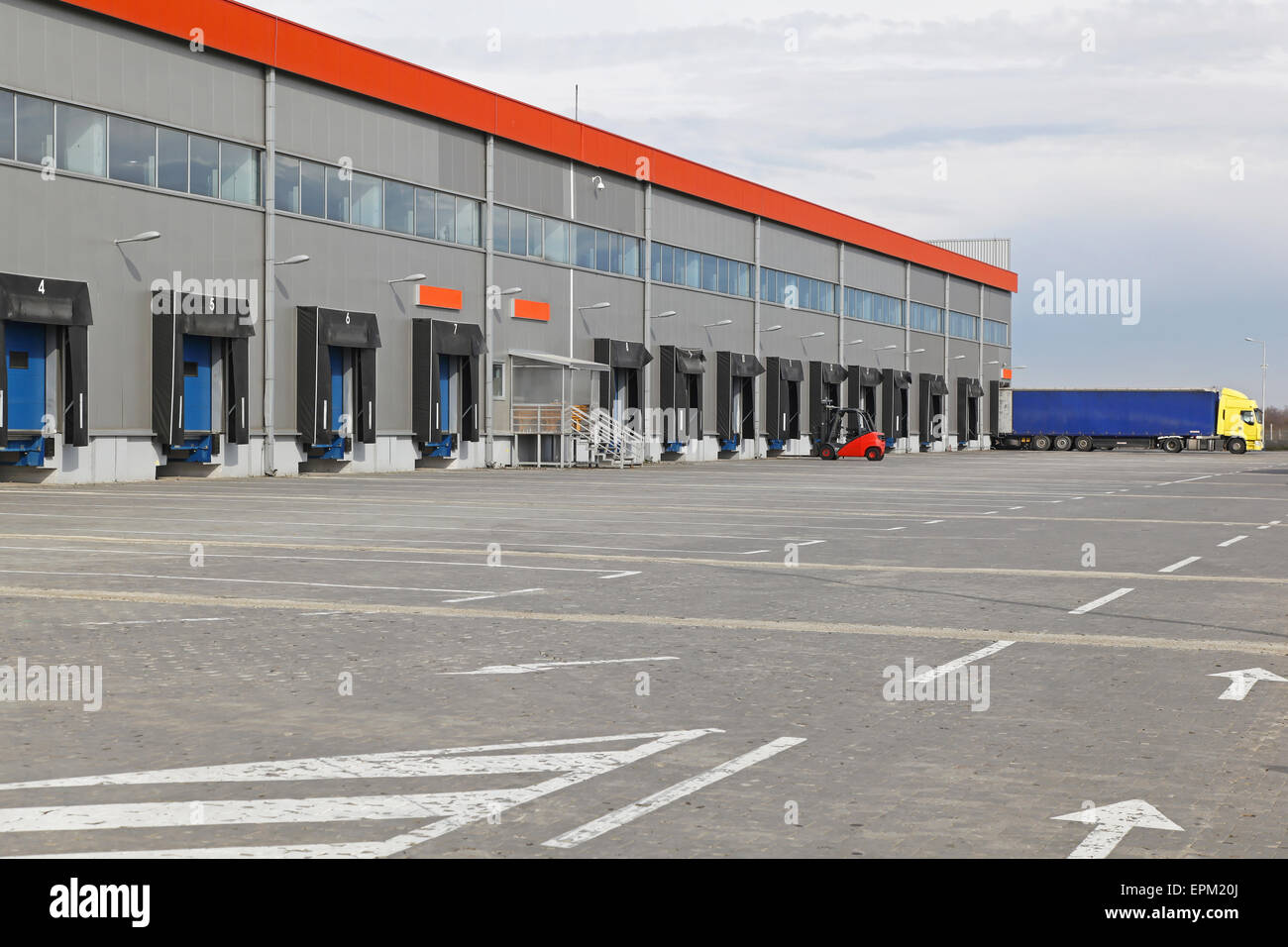Loading ramp dock doors -Fotos und -Bildmaterial in hoher Auflösung – Alamy