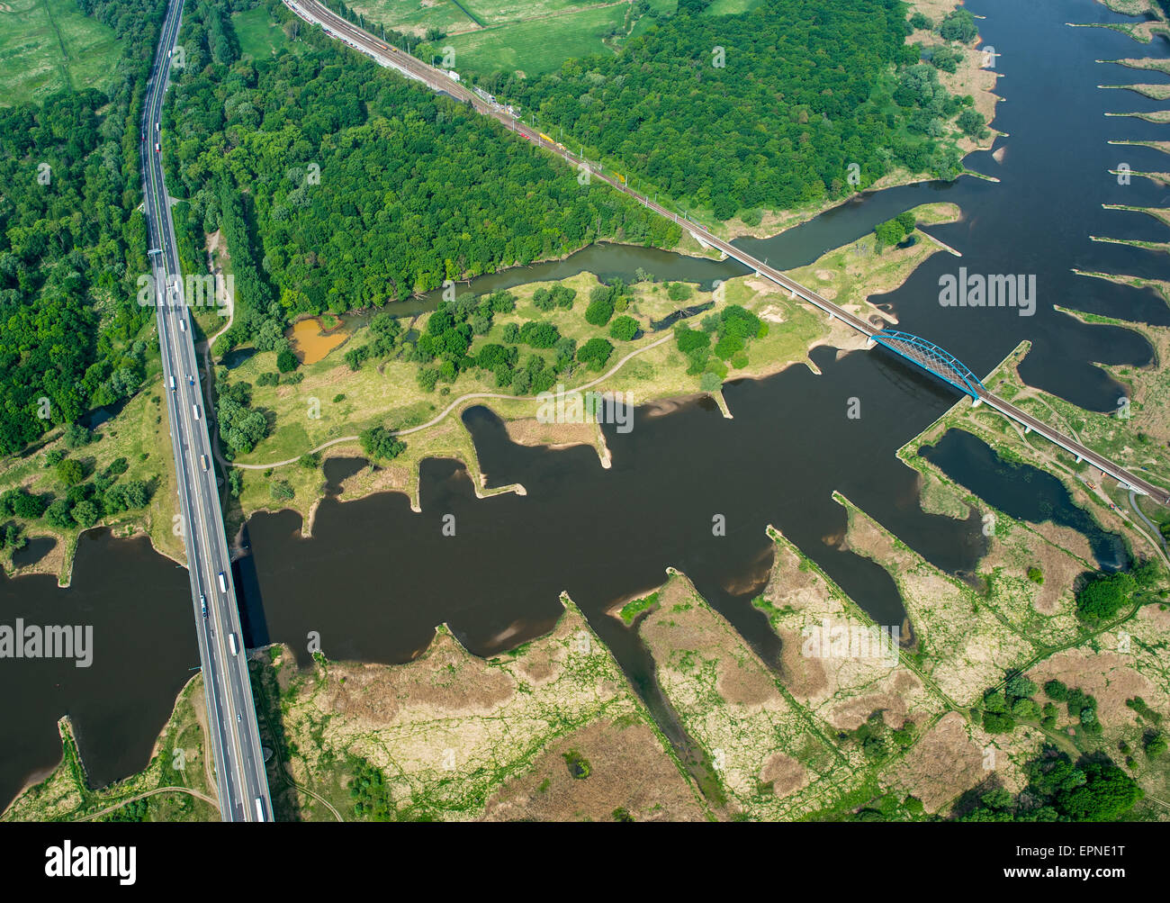 Eine Luftaufnahme, Blick nach Westen über die Oder-Fluss-Grenze zeigt ...