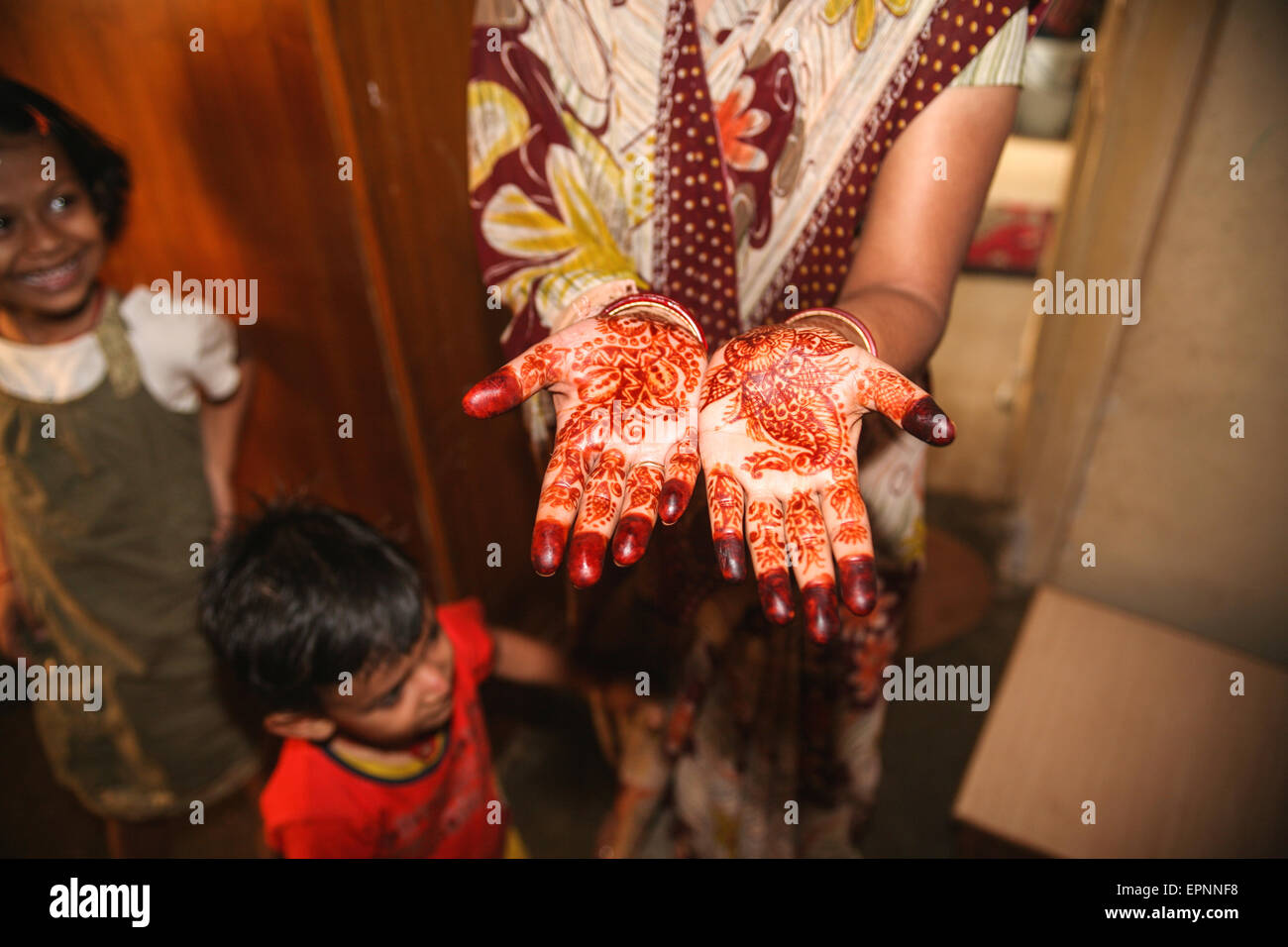 Inderin mit Mehndi auf Händen. Mehndi ist die Anwendung von Henna als eine temporäre Form der ...