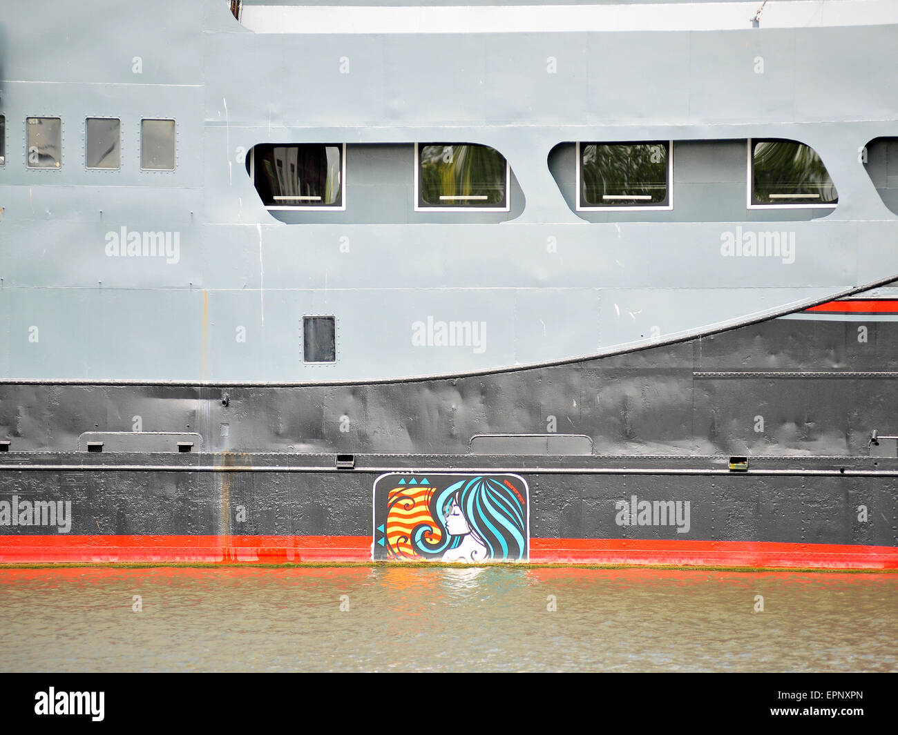 Ein Bild von einer Meerjungfrau auf der Seite ein Metall Boot an der ...