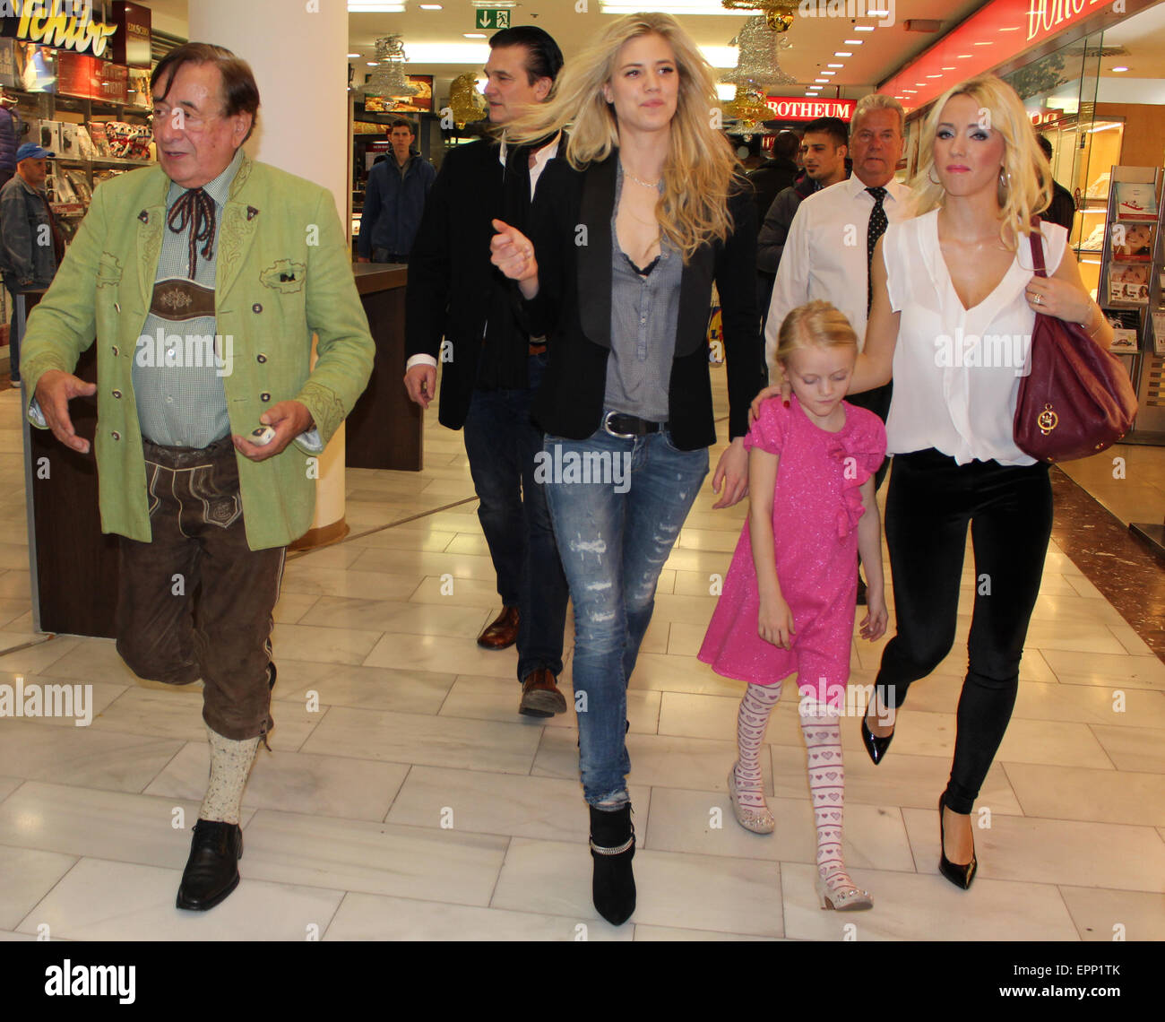 Larissa entdeckt mit ihrem Vater in das Einkaufszentrum "Lugner City ...