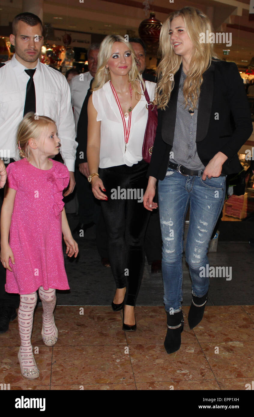 Larissa entdeckt mit ihrem Vater in das Einkaufszentrum "Lugner City ...