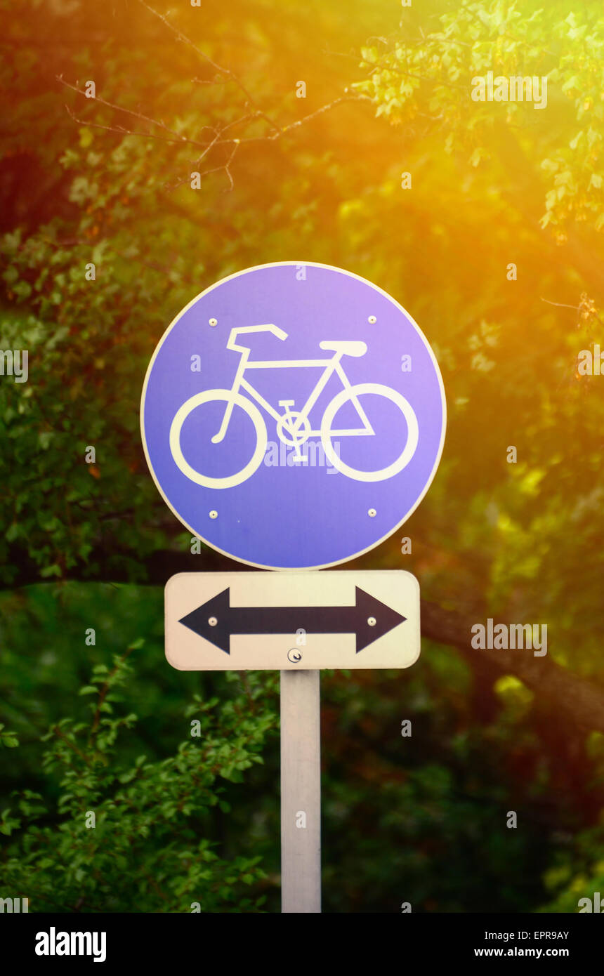 Fahrrad-Schild im Park mit Pfeil in beide Richtungen Stockfotografie ...