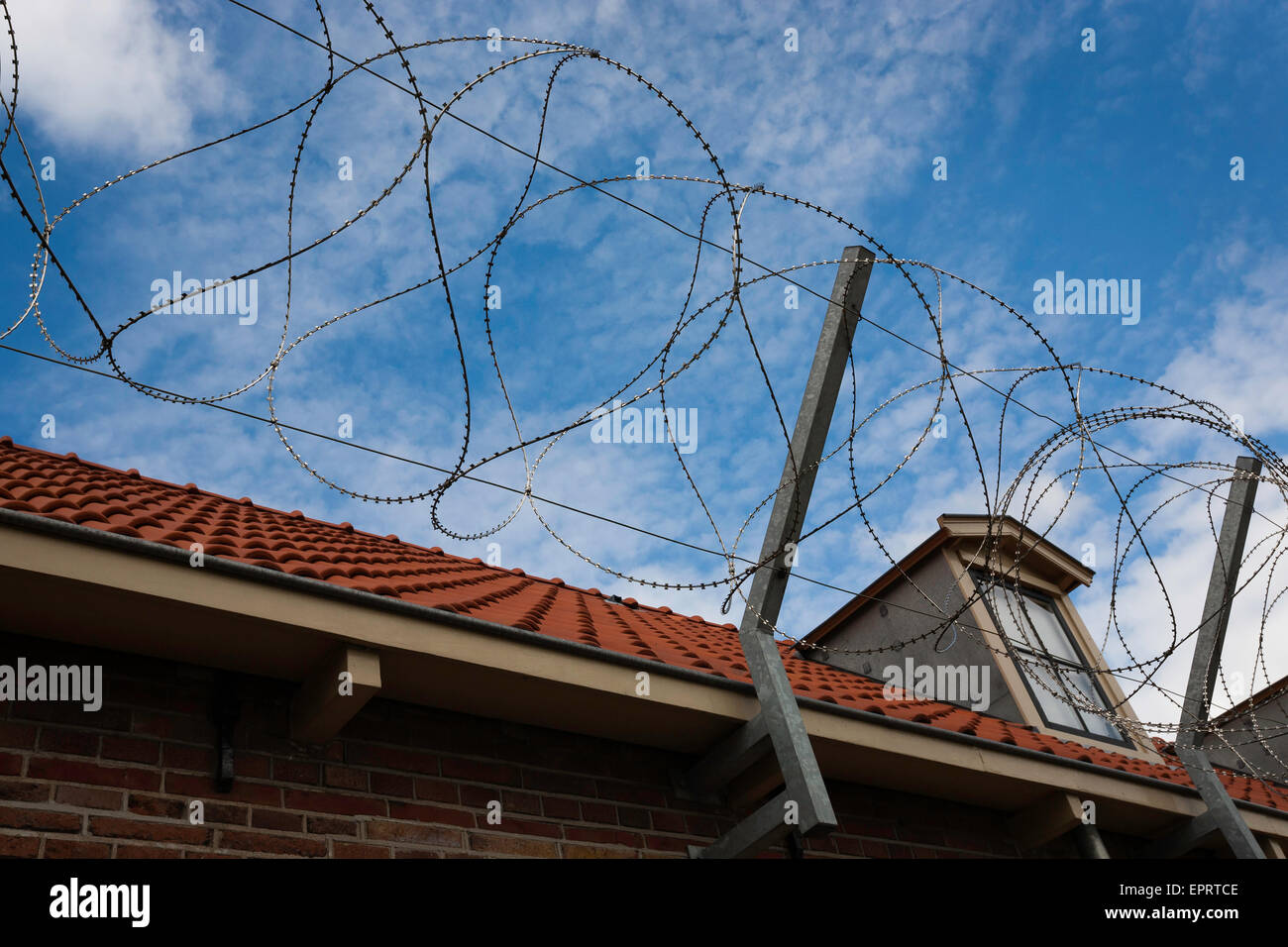 Stacheldraht im gefängnis -Fotos und -Bildmaterial in hoher Auflösung ...