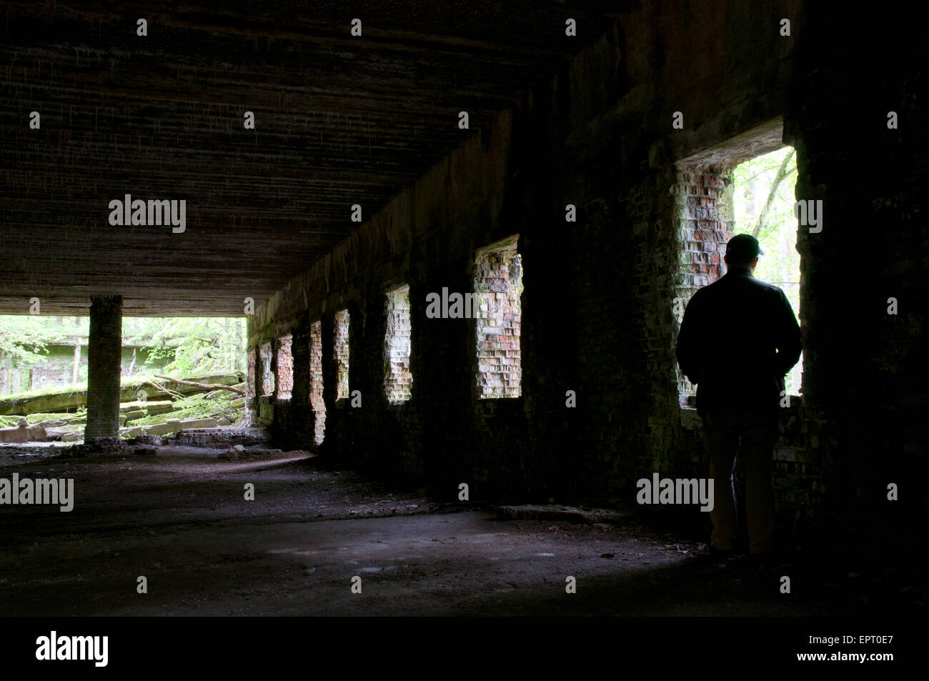 Tourist in zerstörten Bunker in der Wolfsschanze, Hitlers Wolf Lair ...