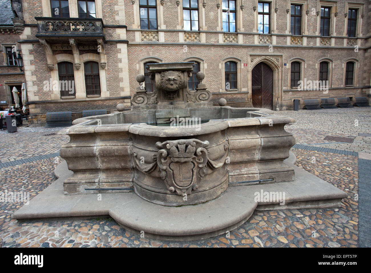 Prager Burg: Alte Brunnen Stockfotografie - Alamy