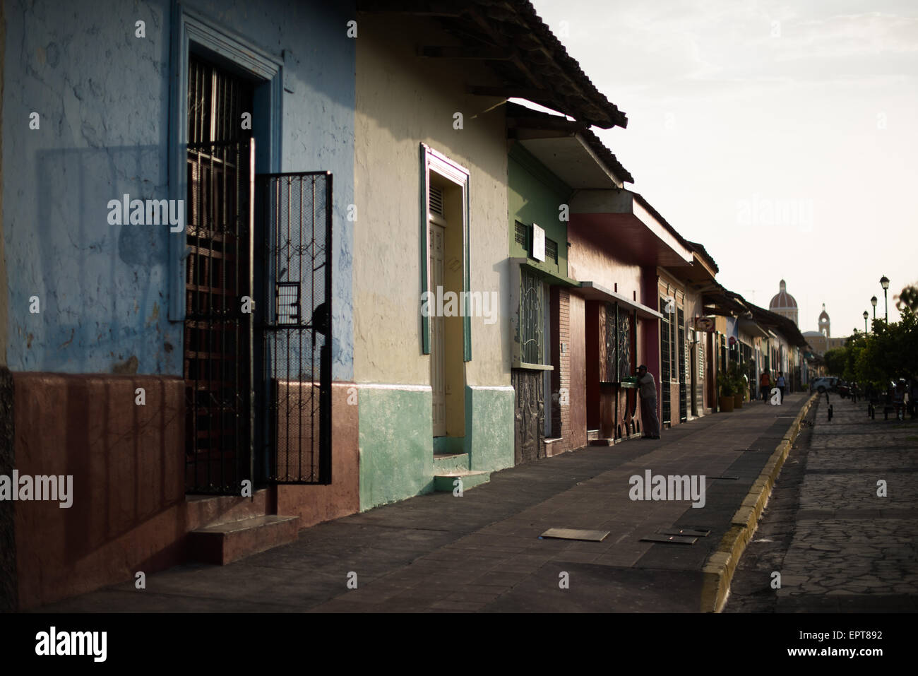 GRANADA, Nicaragua – die Calle La Calzada ist eine Hauptstraße in ...