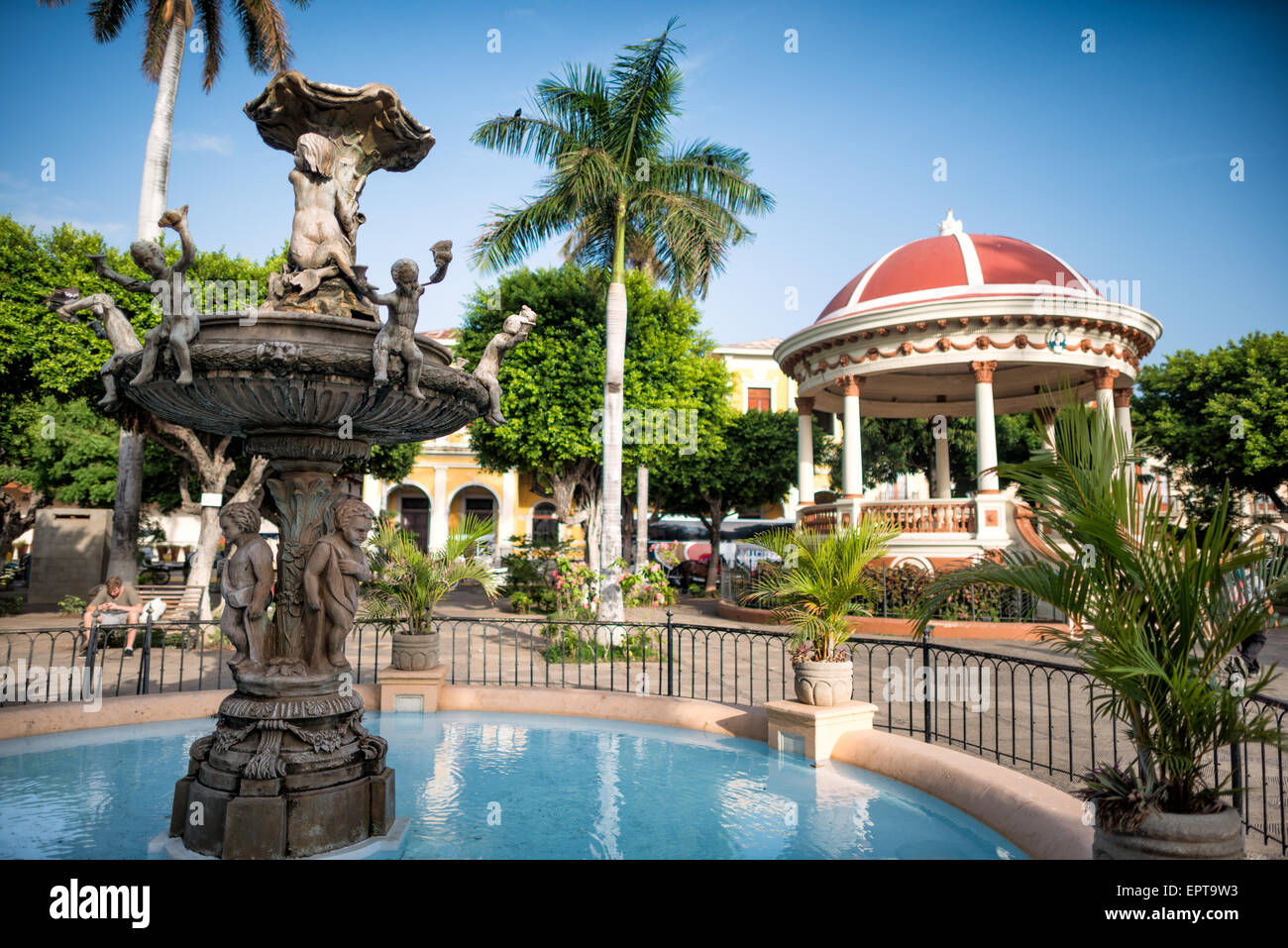 GRANADA, Nicaragua – Ein Brunnen und eine Pergola im Zentrum des Parque ...