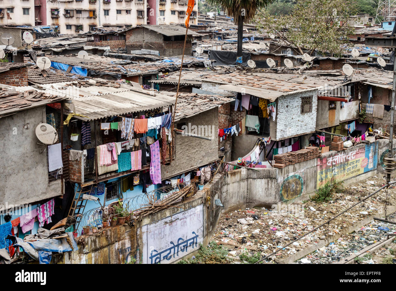 Mumbai Indien asiatische Dharavi Kumbhar Wada Slum Shanties hohe Bevölkerung Dichte Armut ...