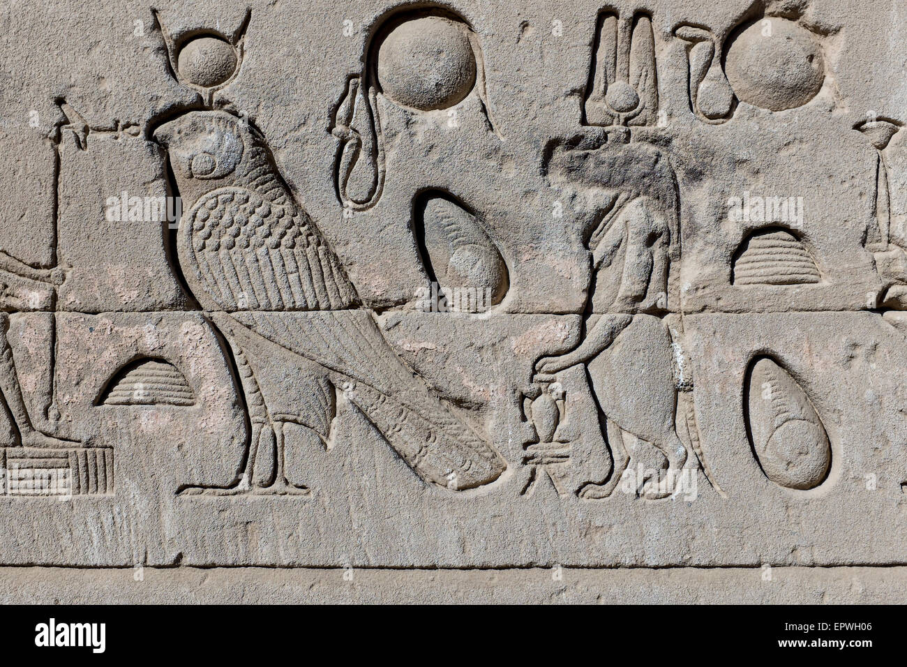 Heiroglyphic Panel an der Wand des Mamisi, das Geburtshaus von Horus ...