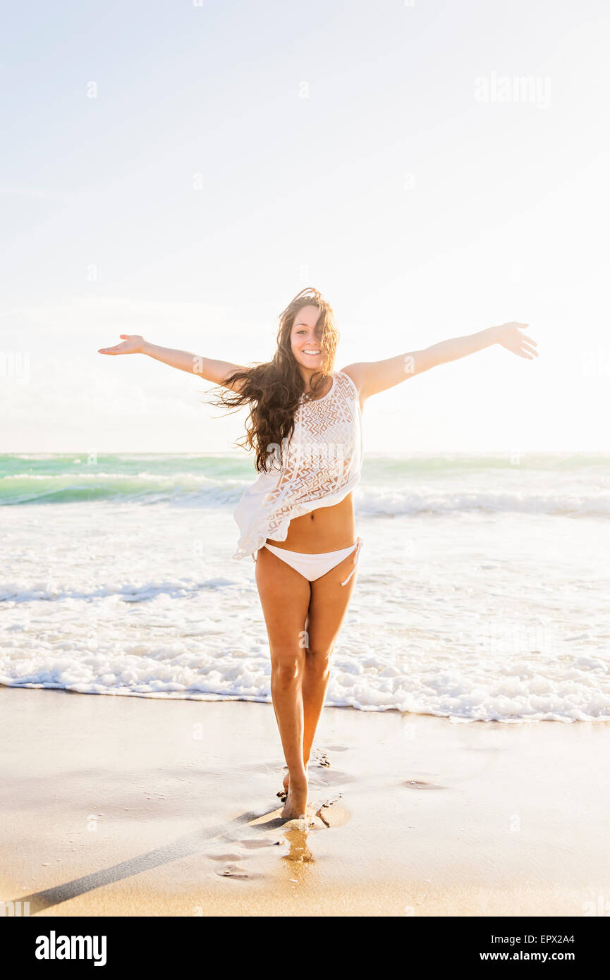 Alte frauen am strand bikini -Fotos und -Bildmaterial in hoher Auflösung – Alamy