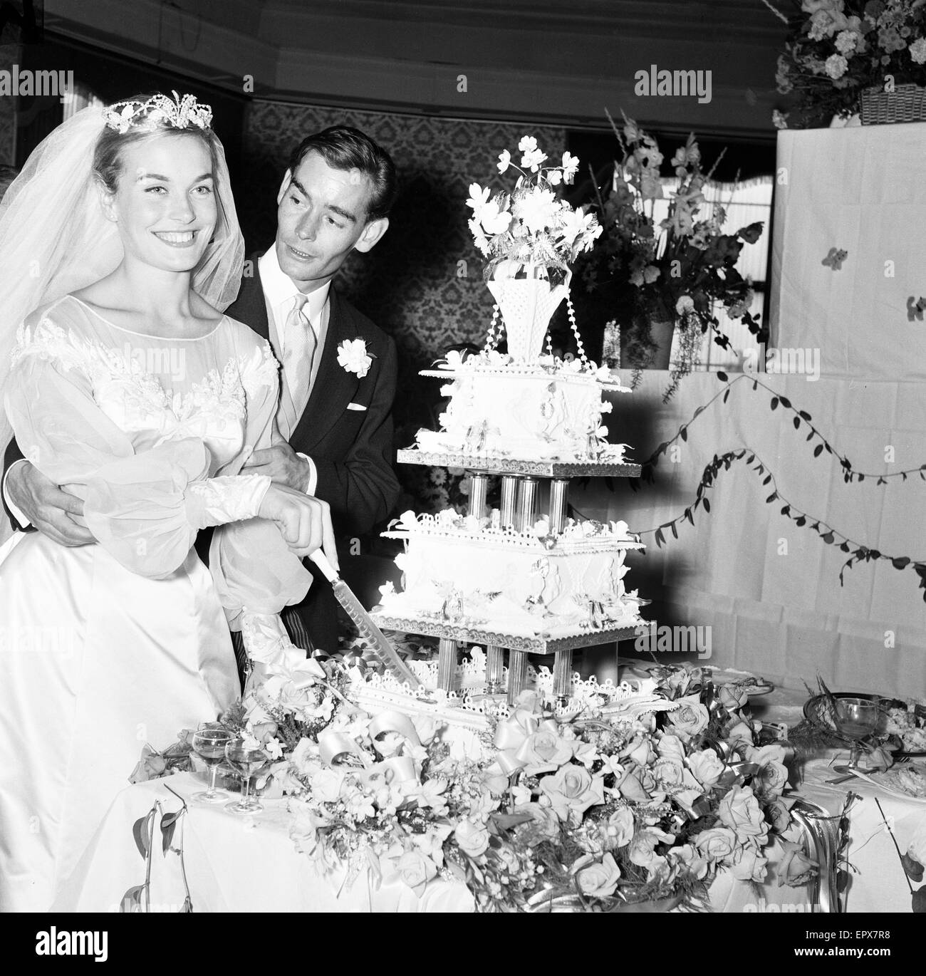 Shirley Eaton, TV und Film-Schauspielerin im Alter von 21, Hochzeit ...