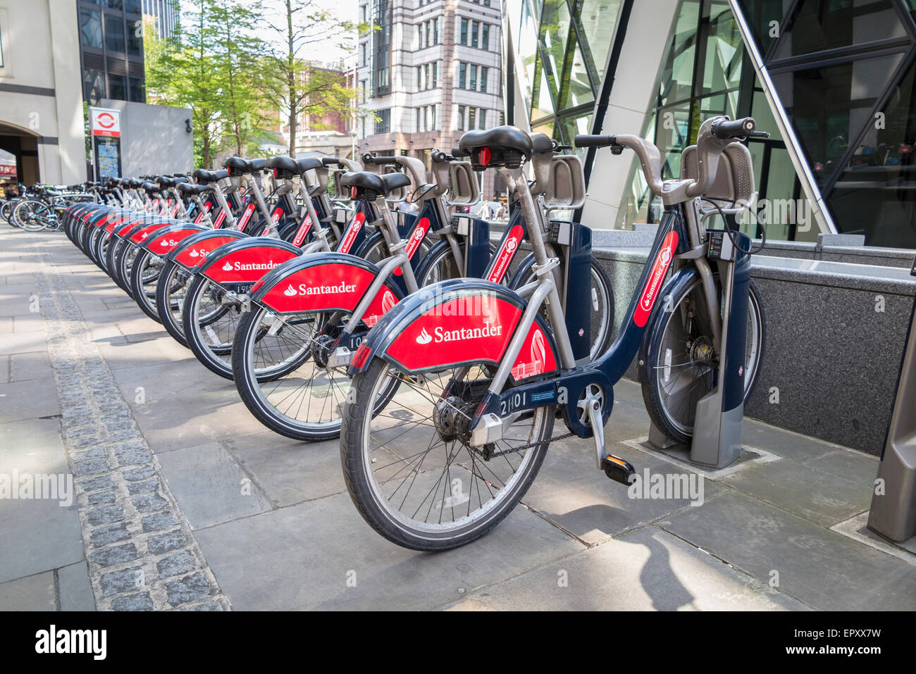 Boris Bikes mit dem roten Santander-Sponsoring-Logo auf einem Ständer ...