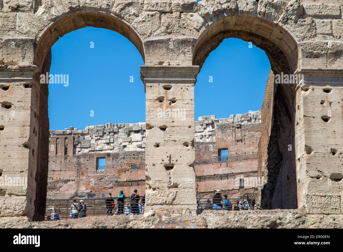 Touristen besuchen das Kolosseum Amphitheater in Rom Stockfotografie ...