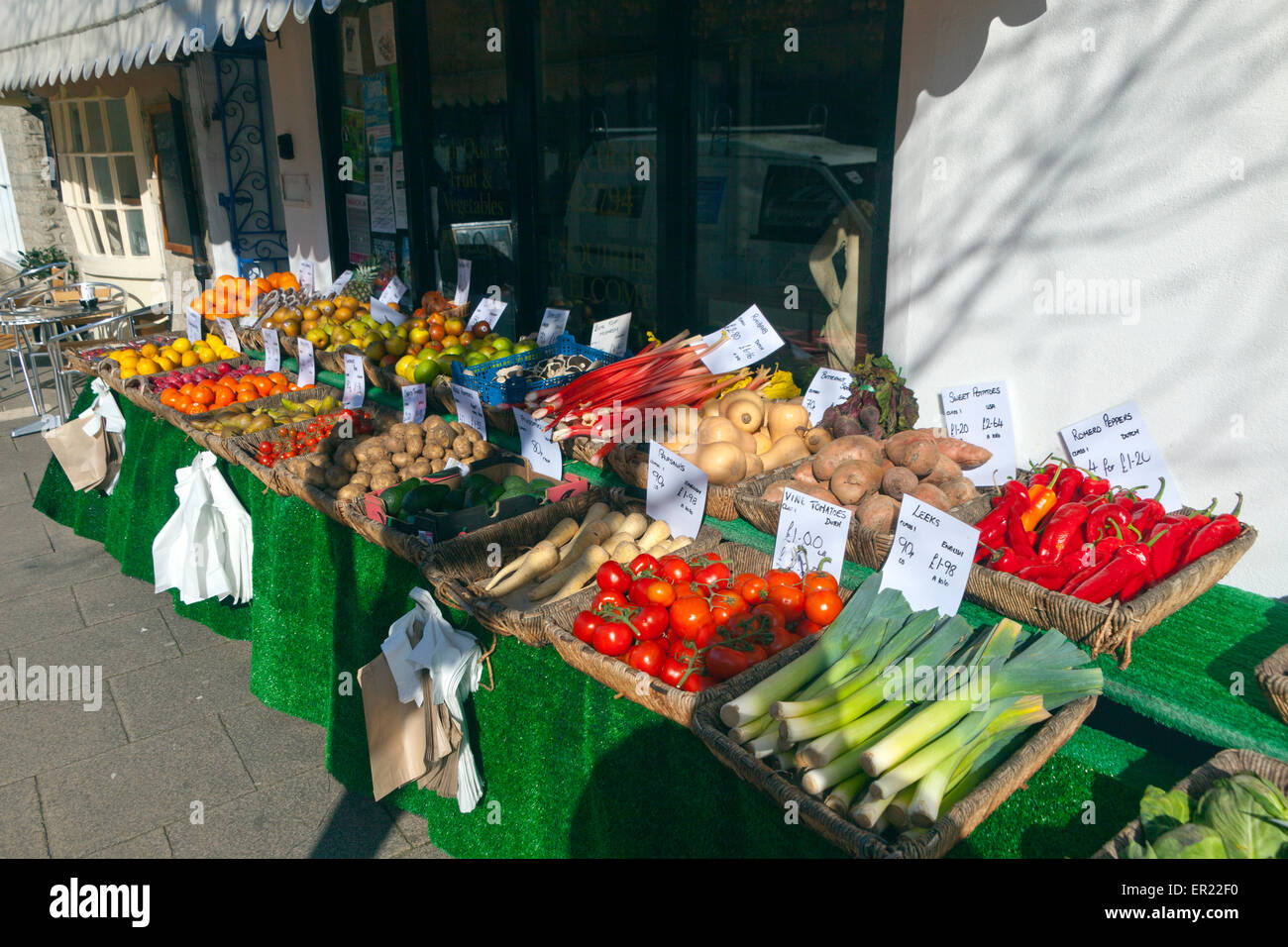 Greengrocer shop traditional -Fotos und -Bildmaterial in hoher ...