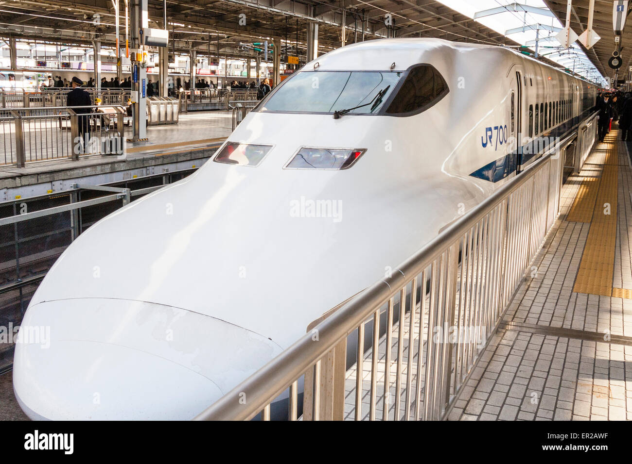 Japanischer shinkansen, Bullet-Zug, wartet am Bahnsteig am Bahnhof Shin ...