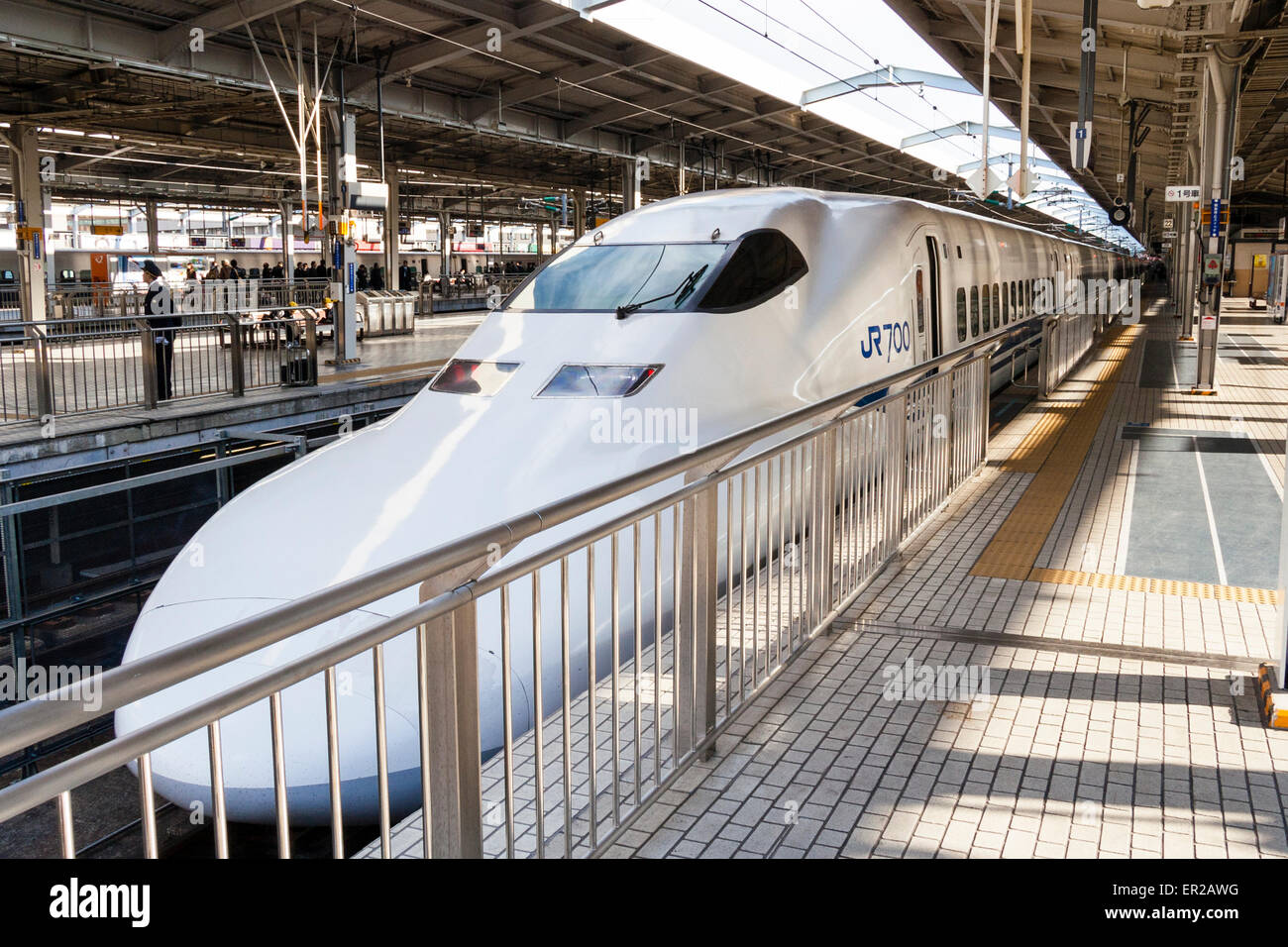 Japanischer shinkansen, Bullet-Zug, wartet am Bahnsteig am Bahnhof Shin ...