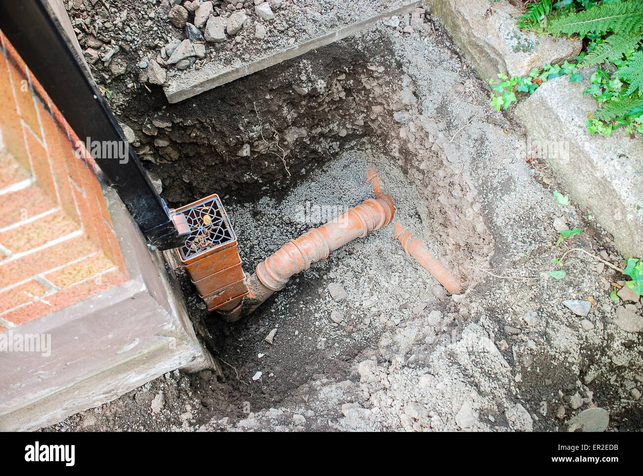 Loch, Abfluss-Leitungen zur Reparatur aussetzen Stockfotografie - Alamy
