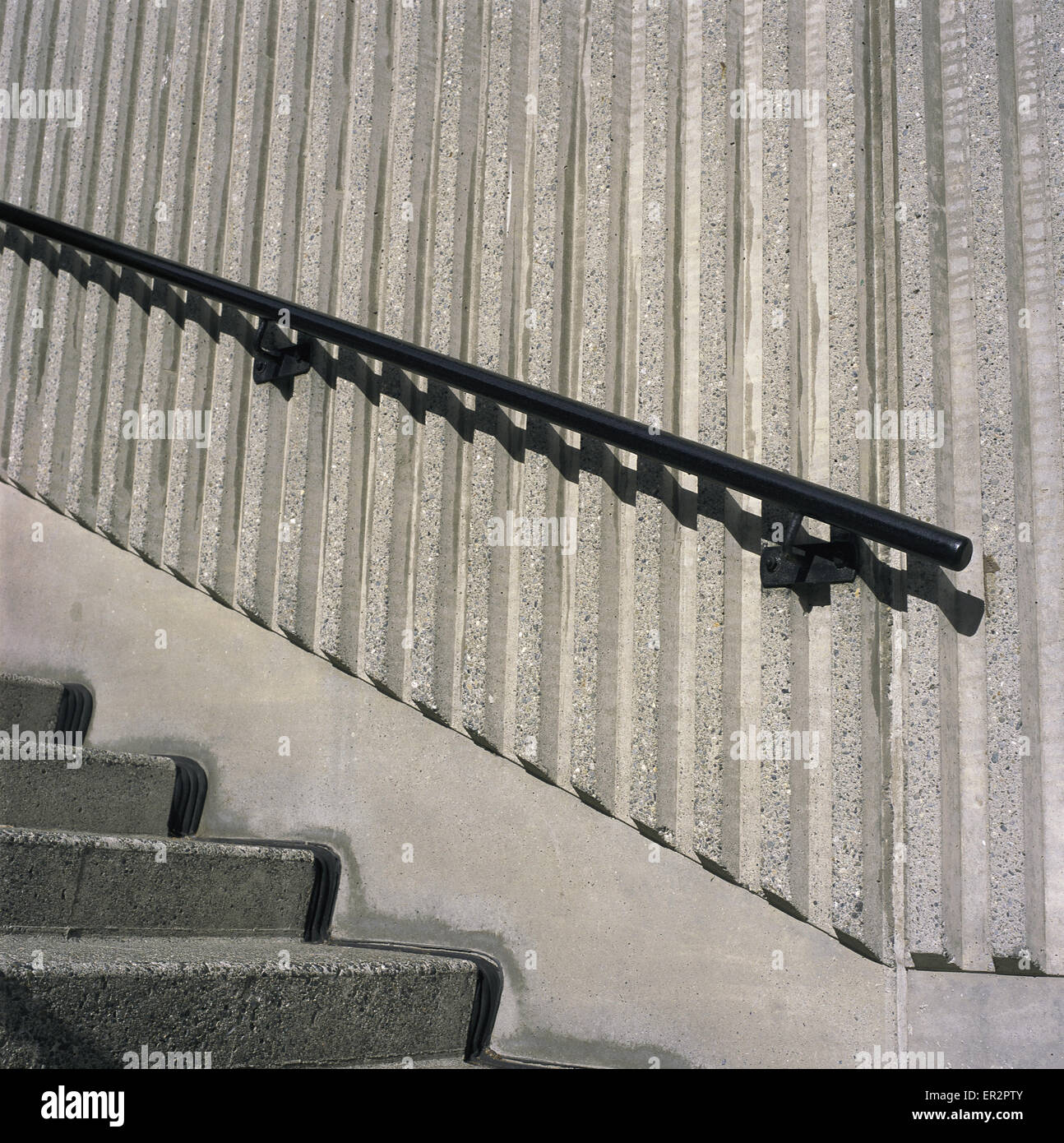 Konkrete Schritte und Eisengitter mit Nut Betonwand Stockfotografie - Alamy