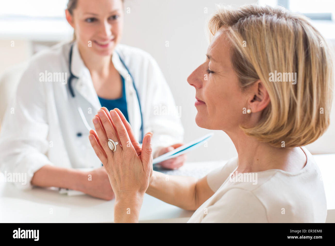 Female patient -Fotos und -Bildmaterial in hoher Auflösung – Alamy