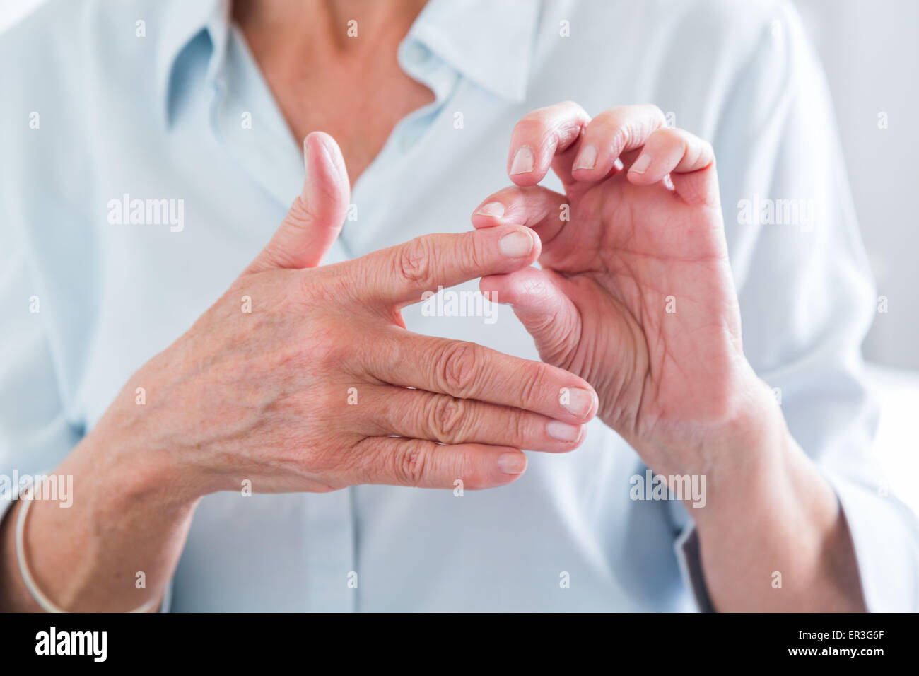 Hand pain -Fotos und -Bildmaterial in hoher Auflösung – Alamy