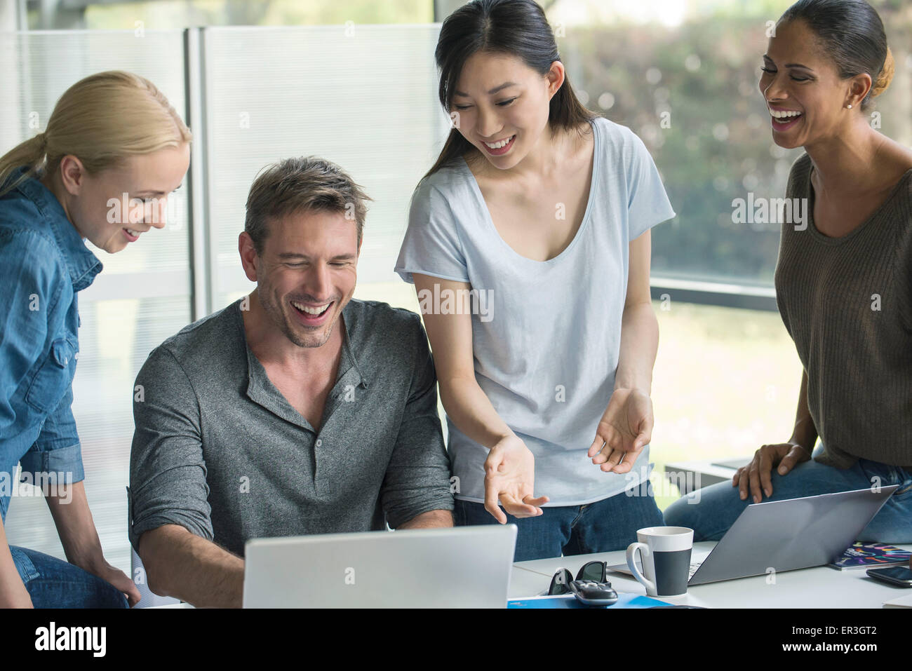 Kolleginnen und Kollegen gemeinsam an Projekt Stockfotografie - Alamy