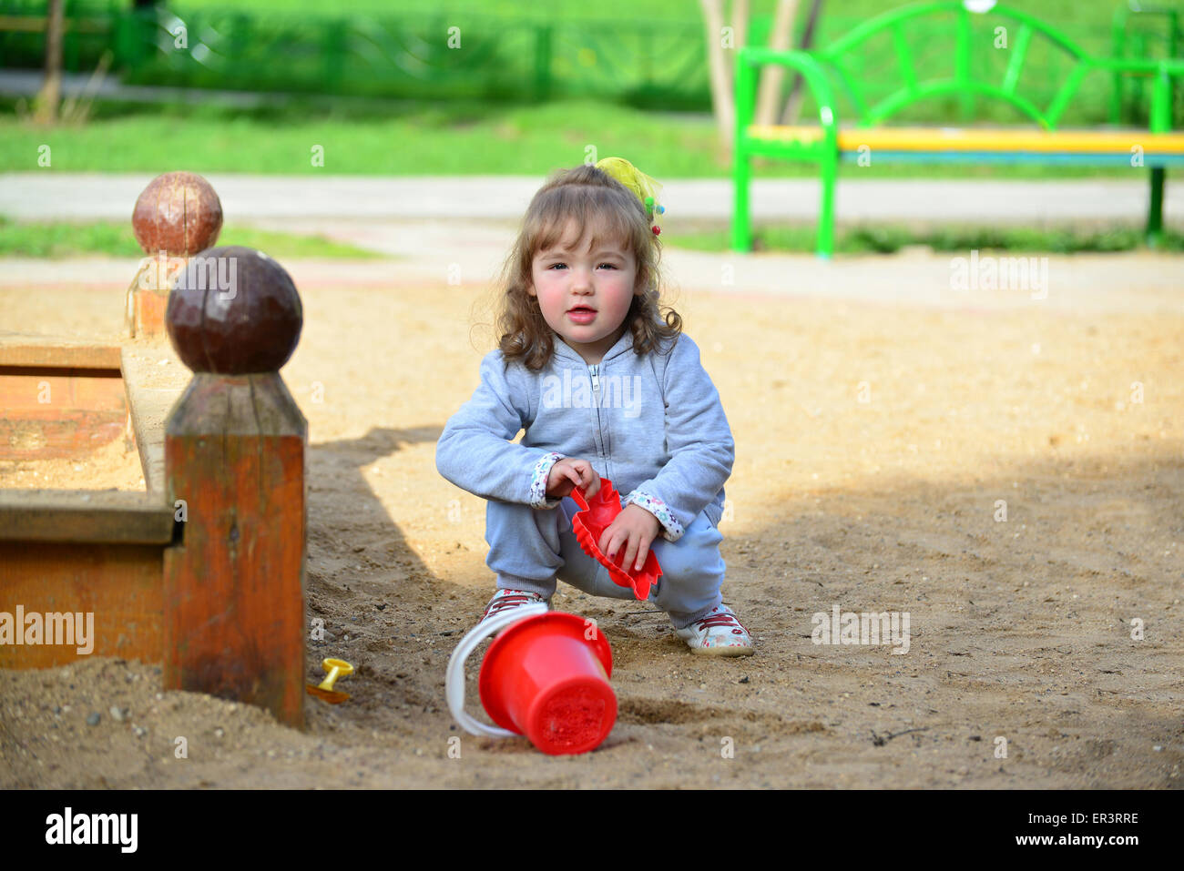 Im sandkasten spielen -Fotos und -Bildmaterial in hoher Auflösung – Alamy