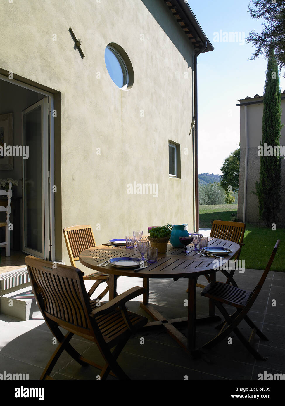 Terrasse mit Tisch für das Mittagessen in einem Landhaus in der Toskana ...
