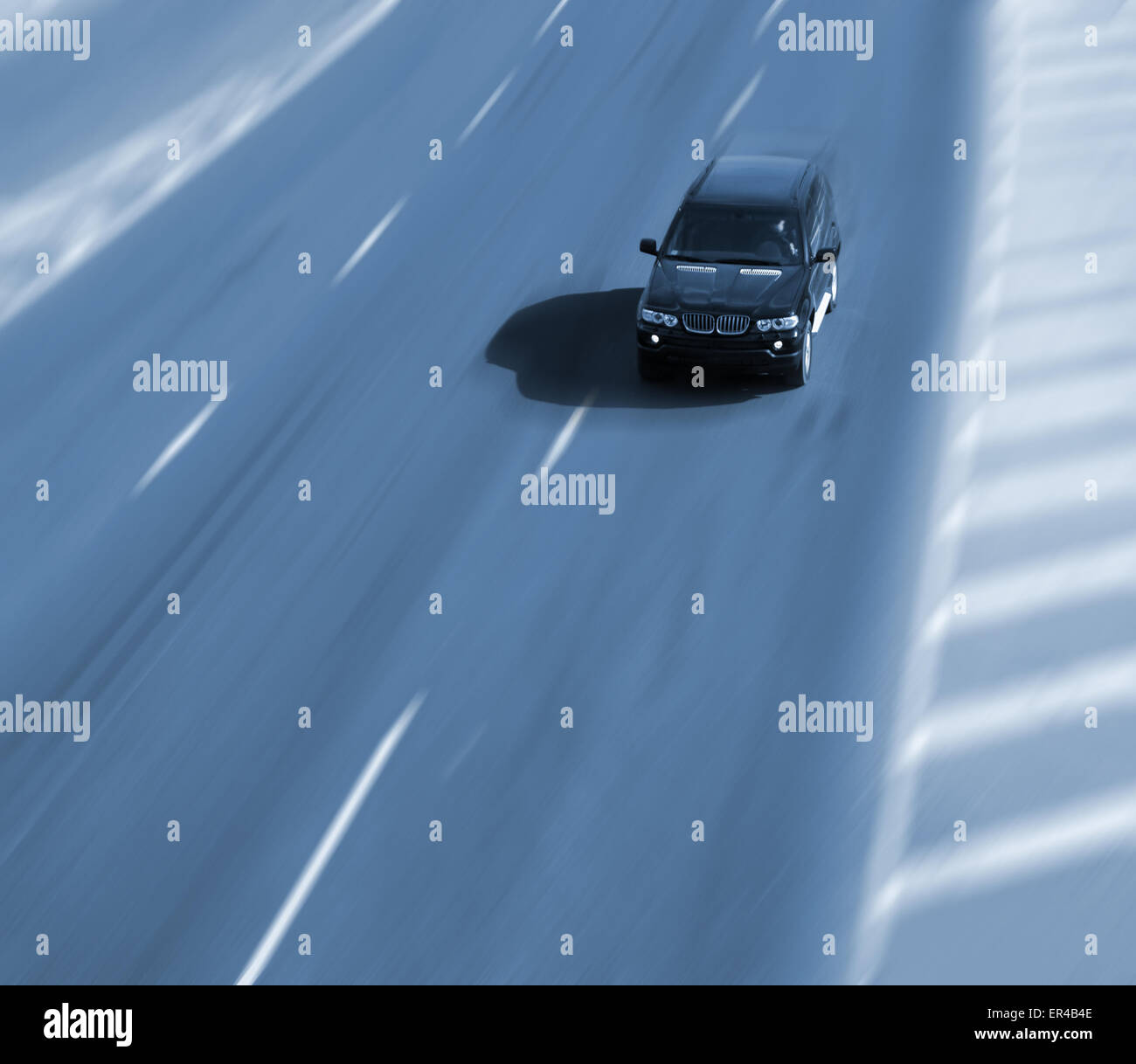 Fahrzeugspur auf der autobahn -Fotos und -Bildmaterial in hoher ...