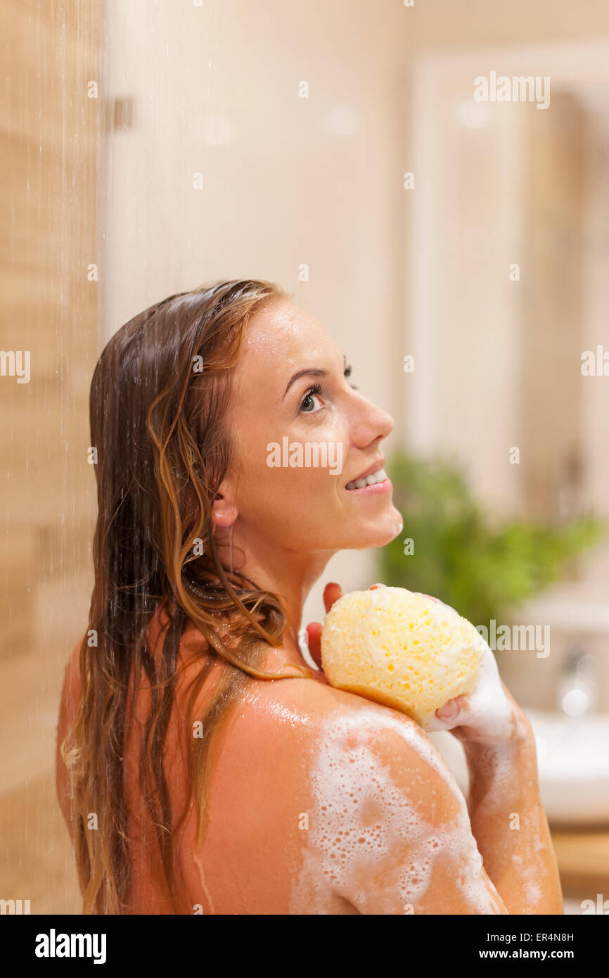 Junge Frau Baden Unter Der Dusche Debica Polen Stockfotografie Alamy